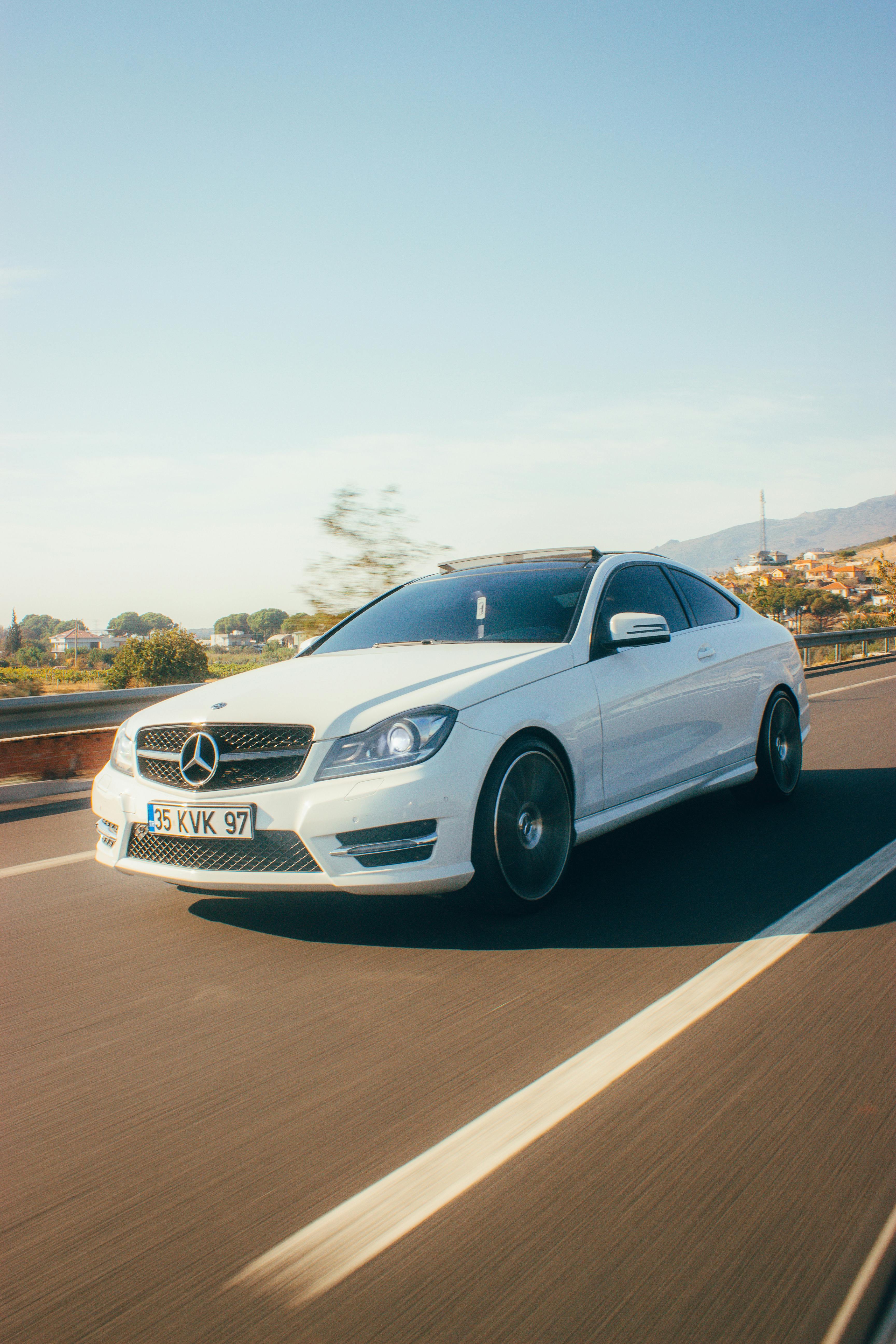 Coche Mercedes Benz En La Autopista En İzmir, Türkiye · Foto de stock ...