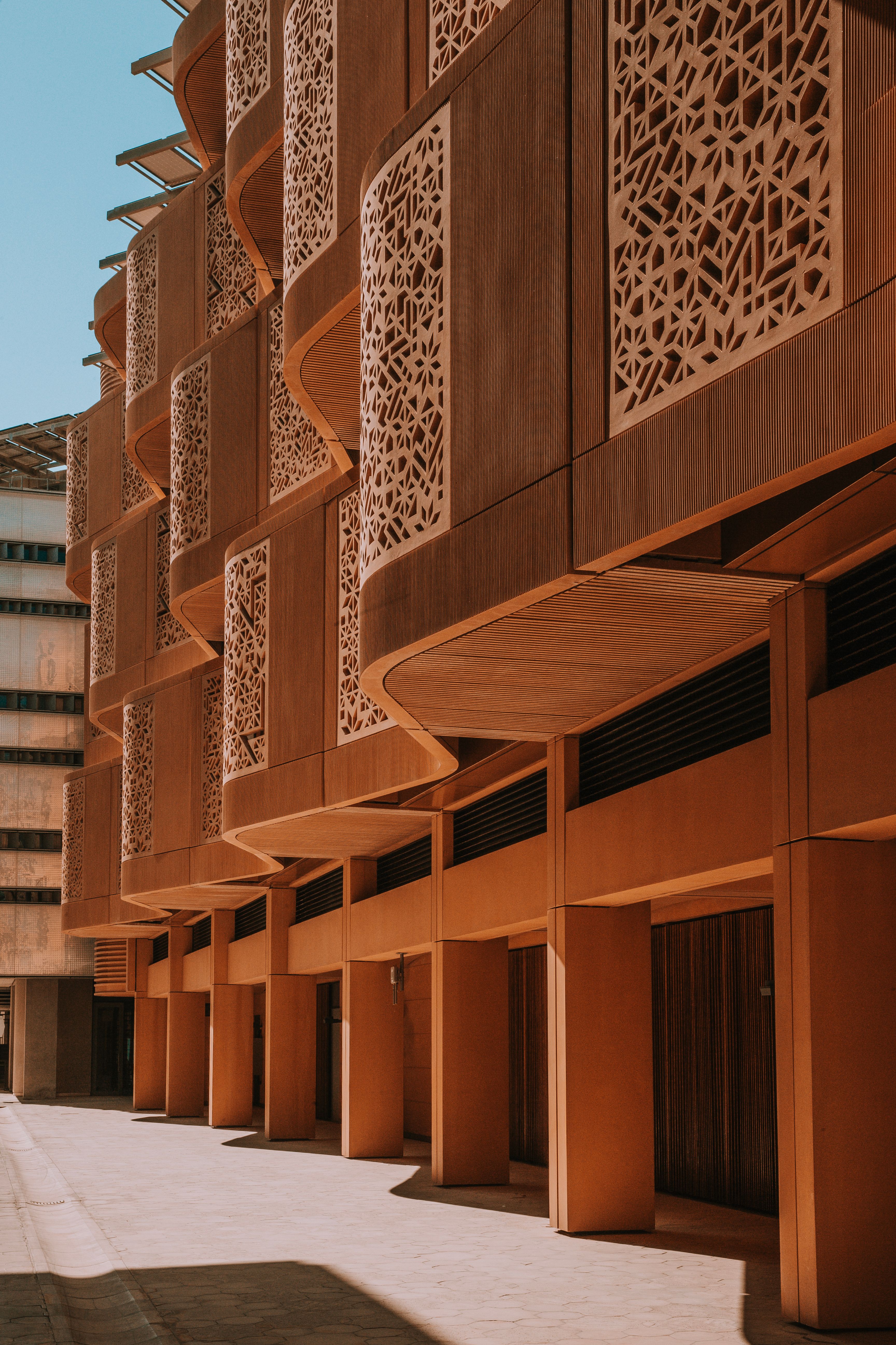 Modern Architectural Design in UAE Sunlight · Free Stock Photo