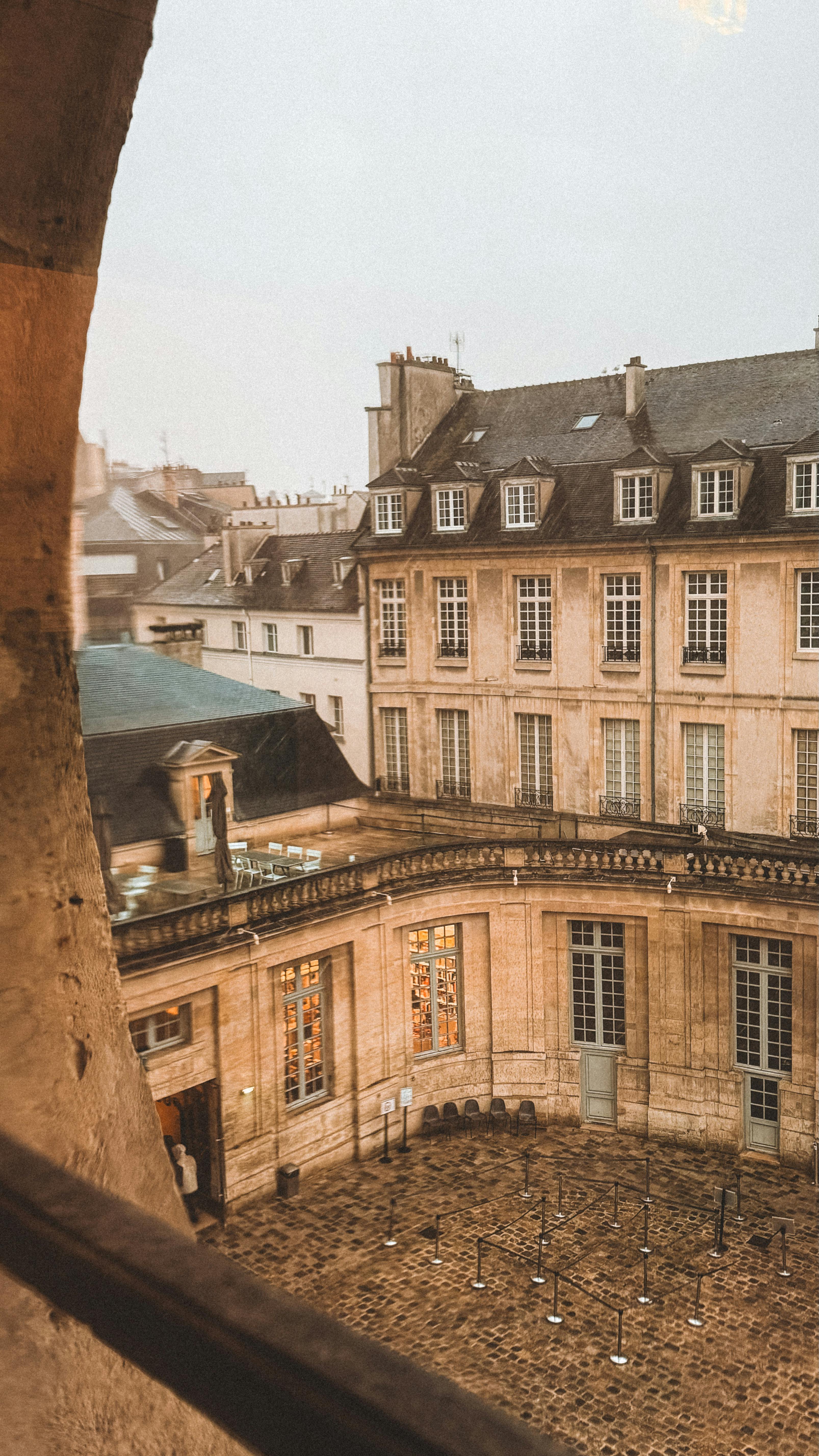 Historic European Courtyard with Classic Architecture · Free Stock Photo