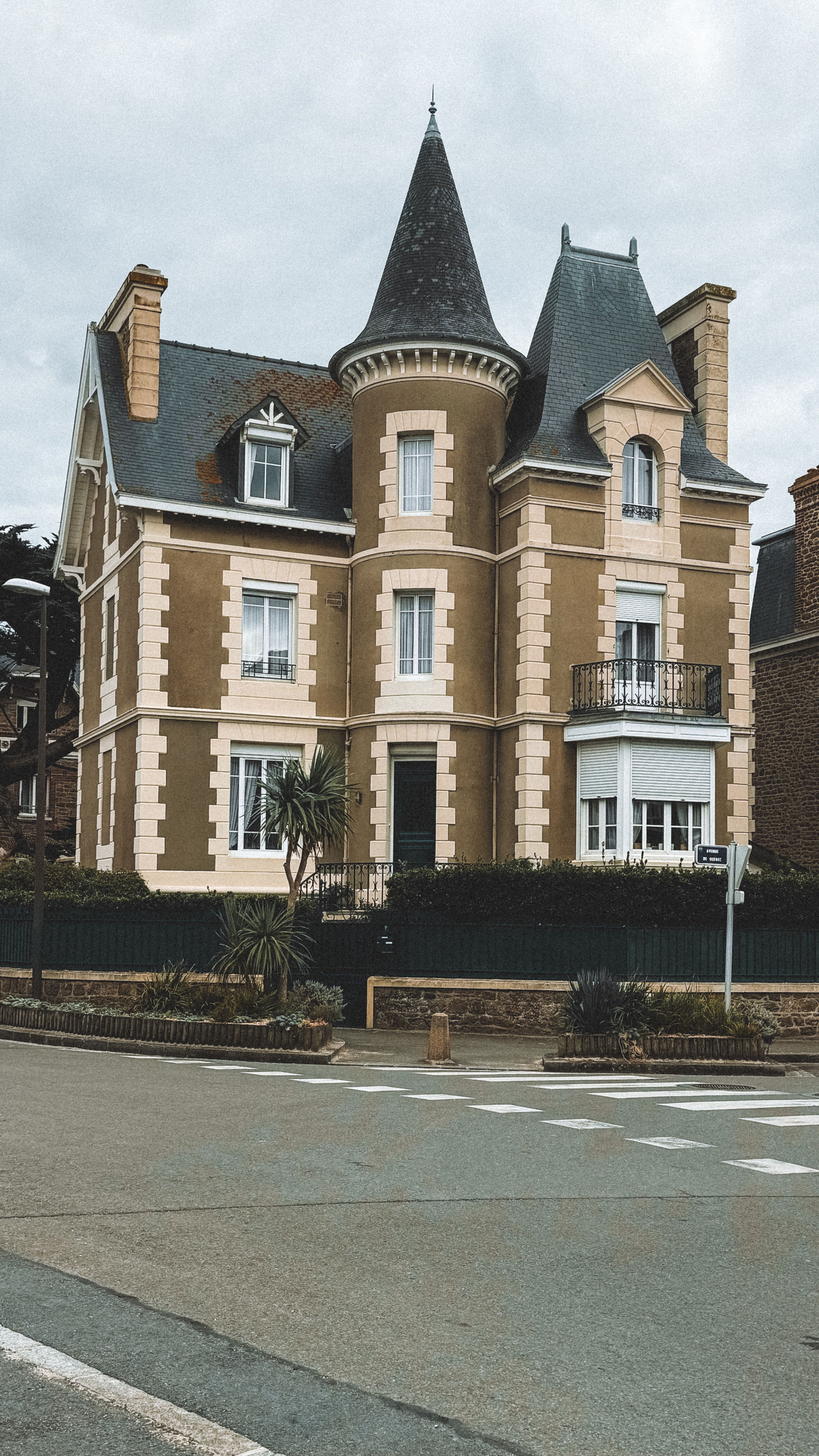 Charming French Chateau with Slate Roof and Tower · Free Stock Photo