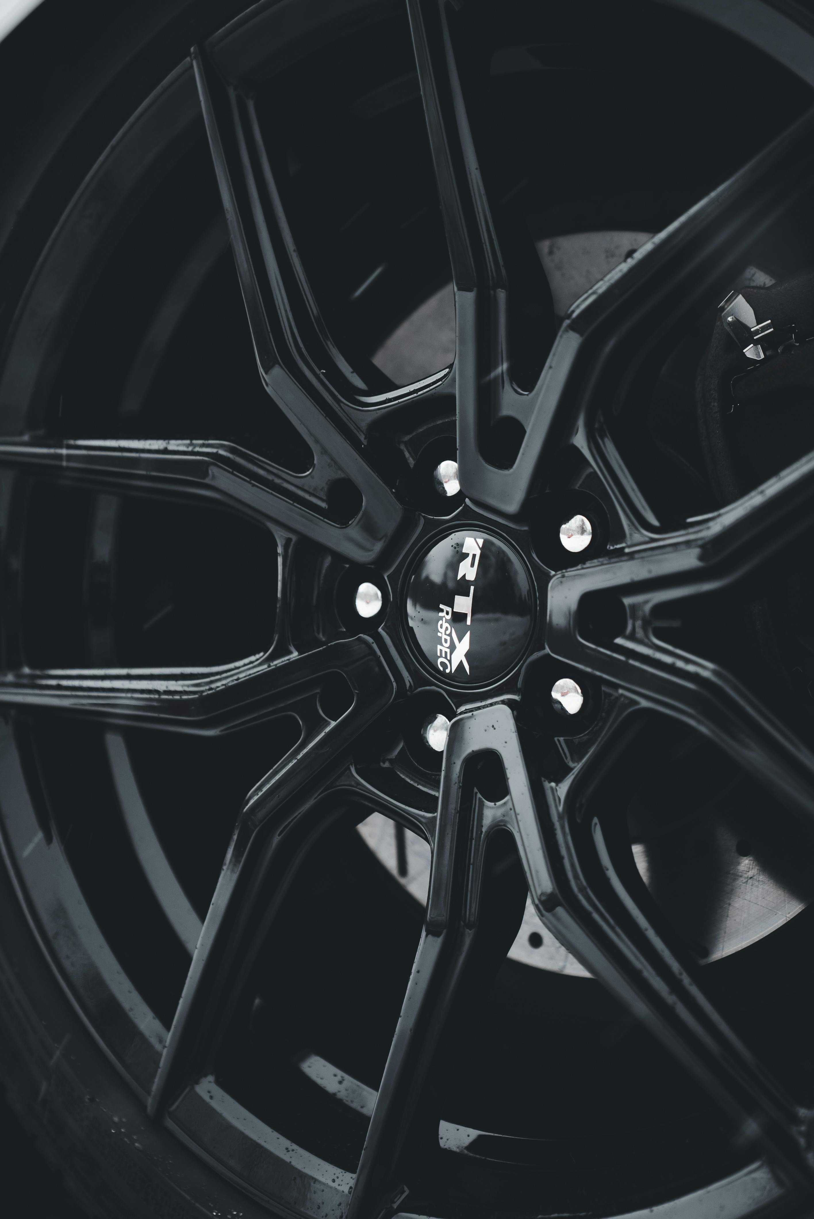 Close-up of Sleek Black Alloy Wheel Rim Design · Free Stock Photo