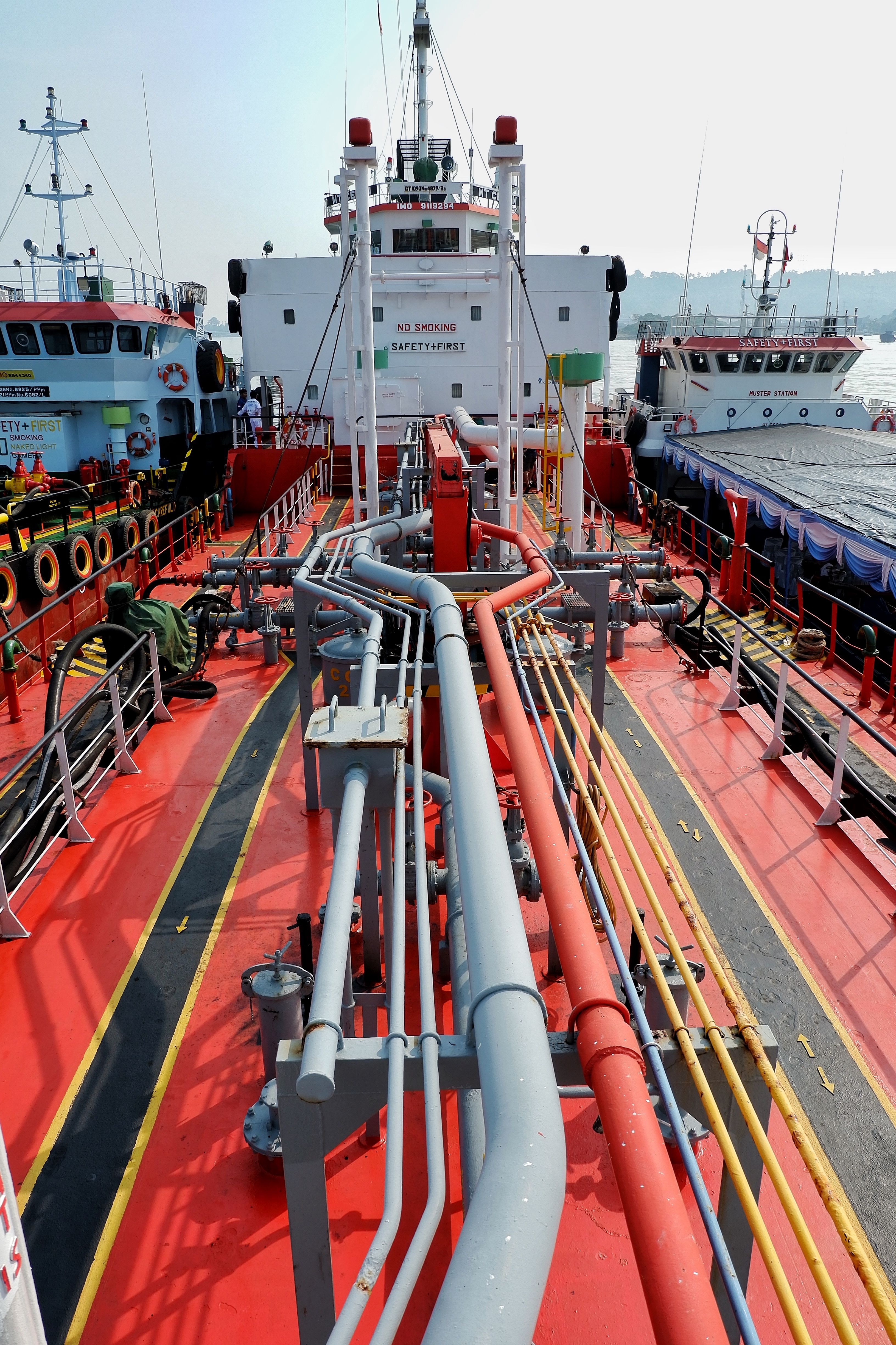 Navio Tanque De Transporte Com Sistema De Oleoduto De Convés Na ...