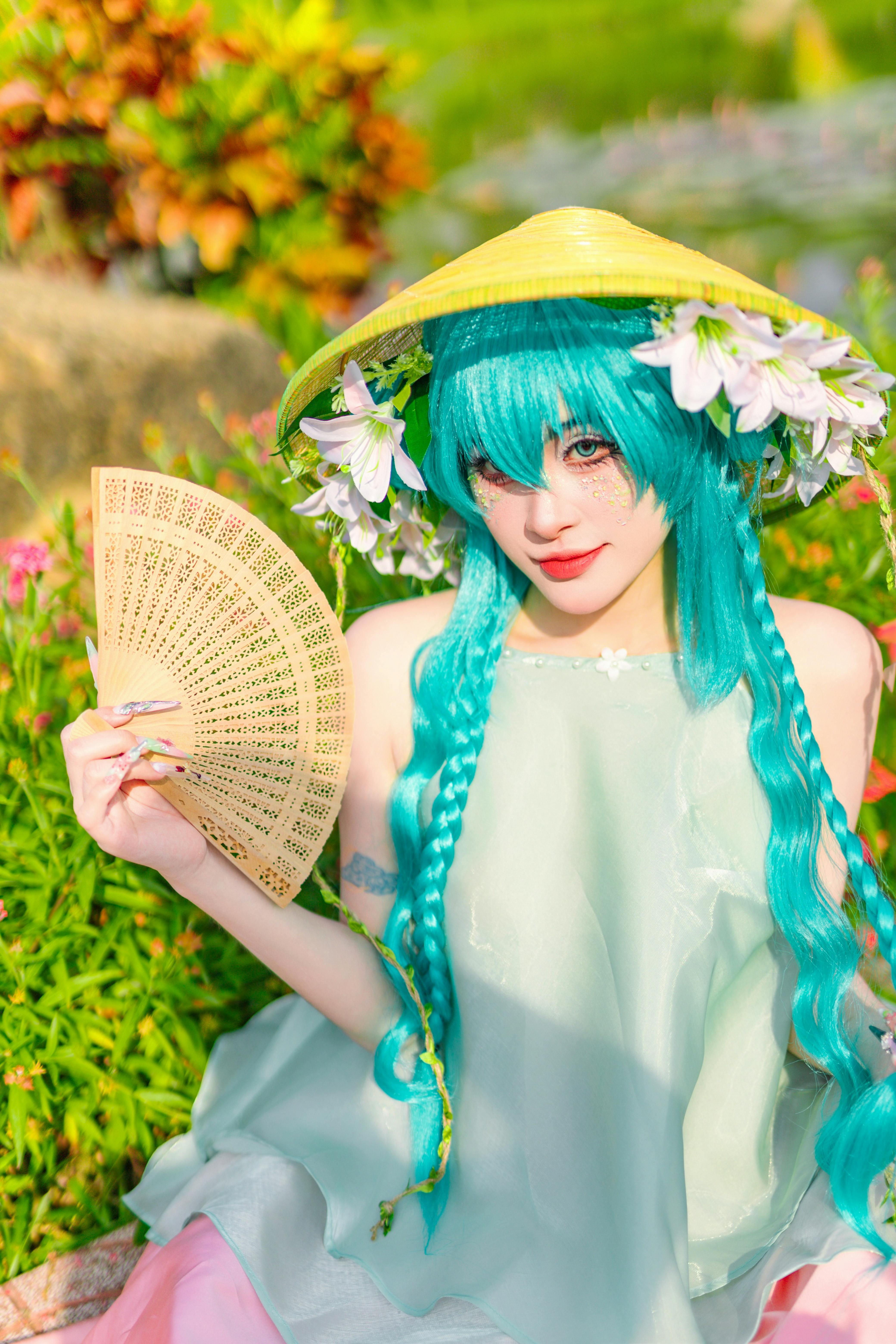 Potret Cosplay Yang Semarak Di Taman Yang Rimbun · Foto Stok Gratis
