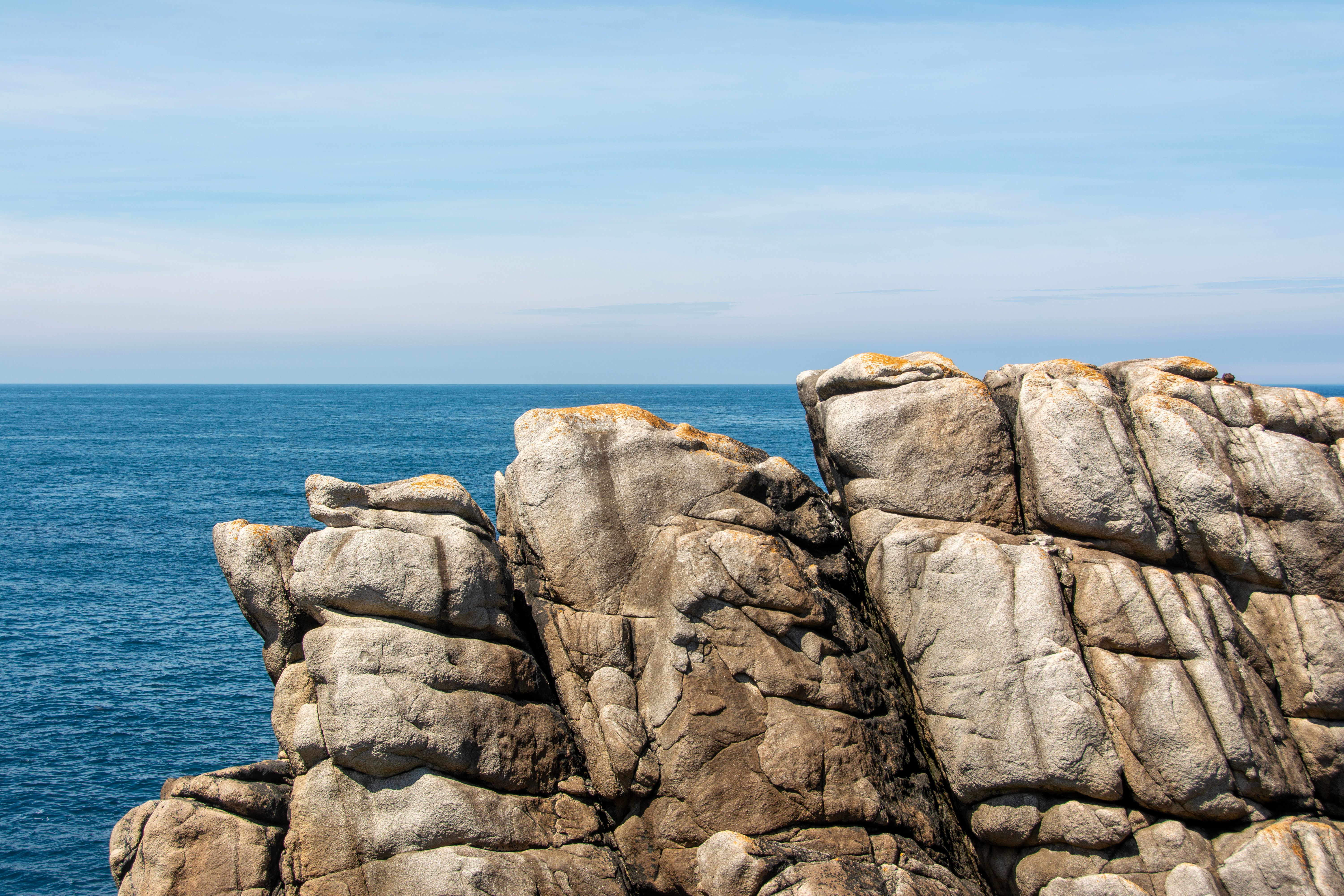 Rochers Côtiers De Bretagne Avec Horizon Marin · Photo gratuite