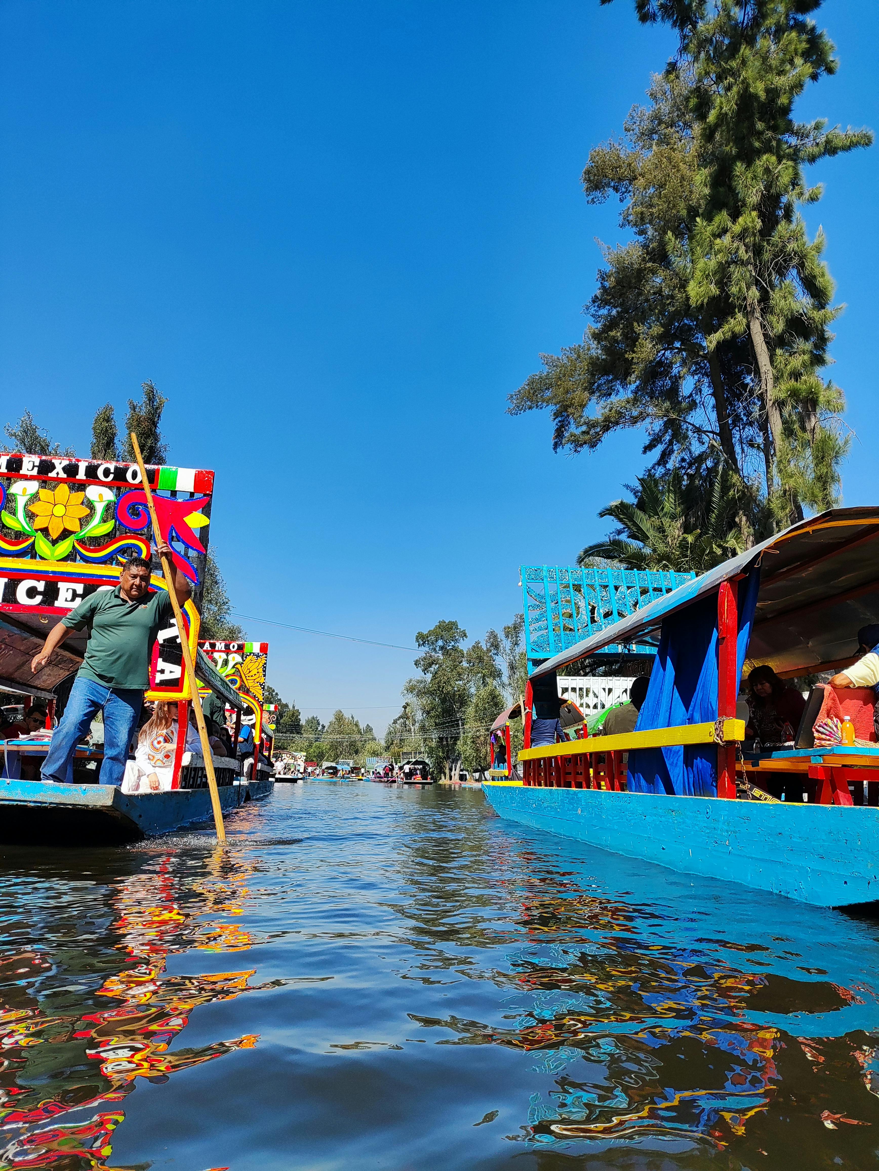 Vibrantes Trajineras En Los Canales De Xochimilco, Ciudad De México ...