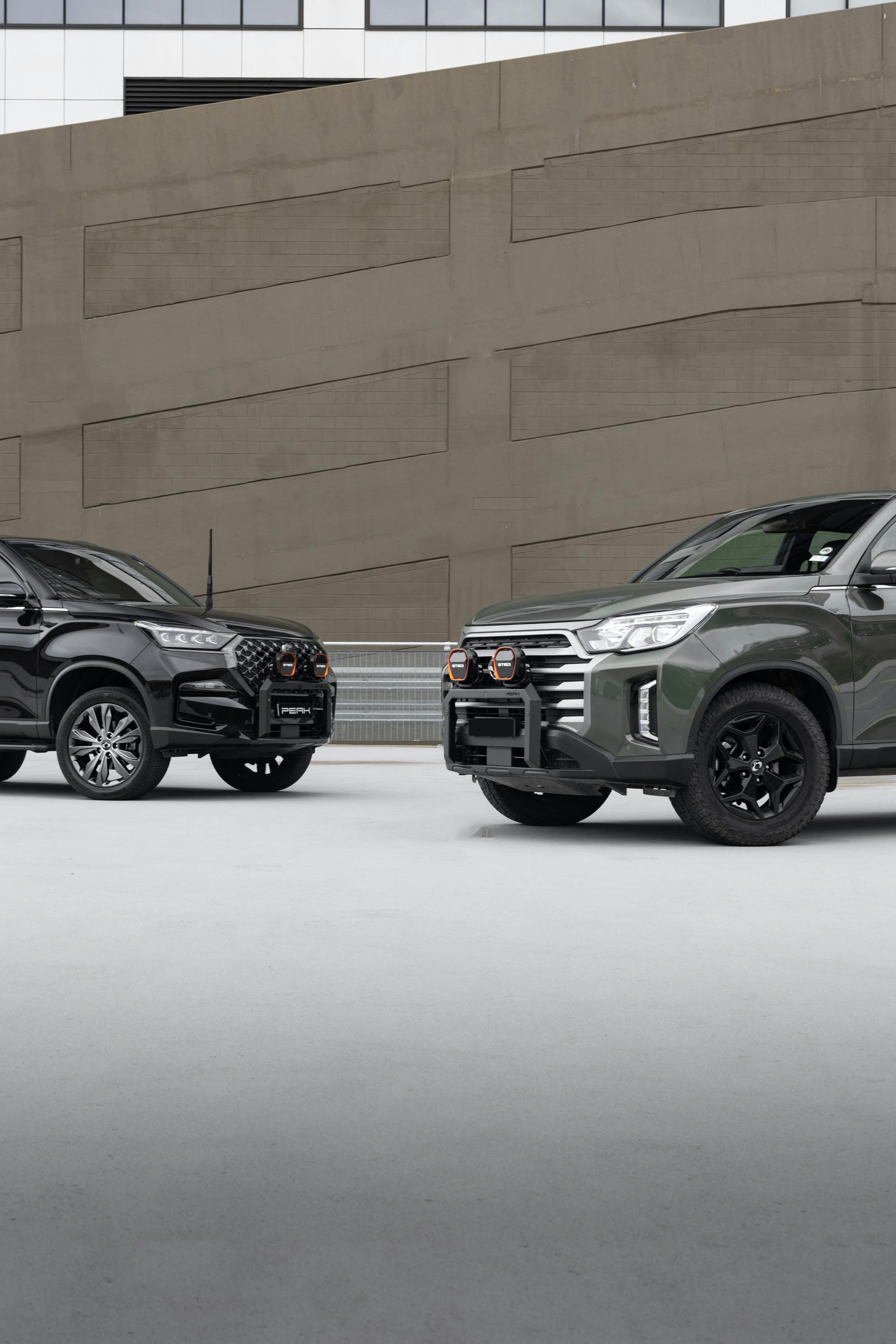 Modern 4x4 SUVs Displayed in Urban Setting · Free Stock Photo