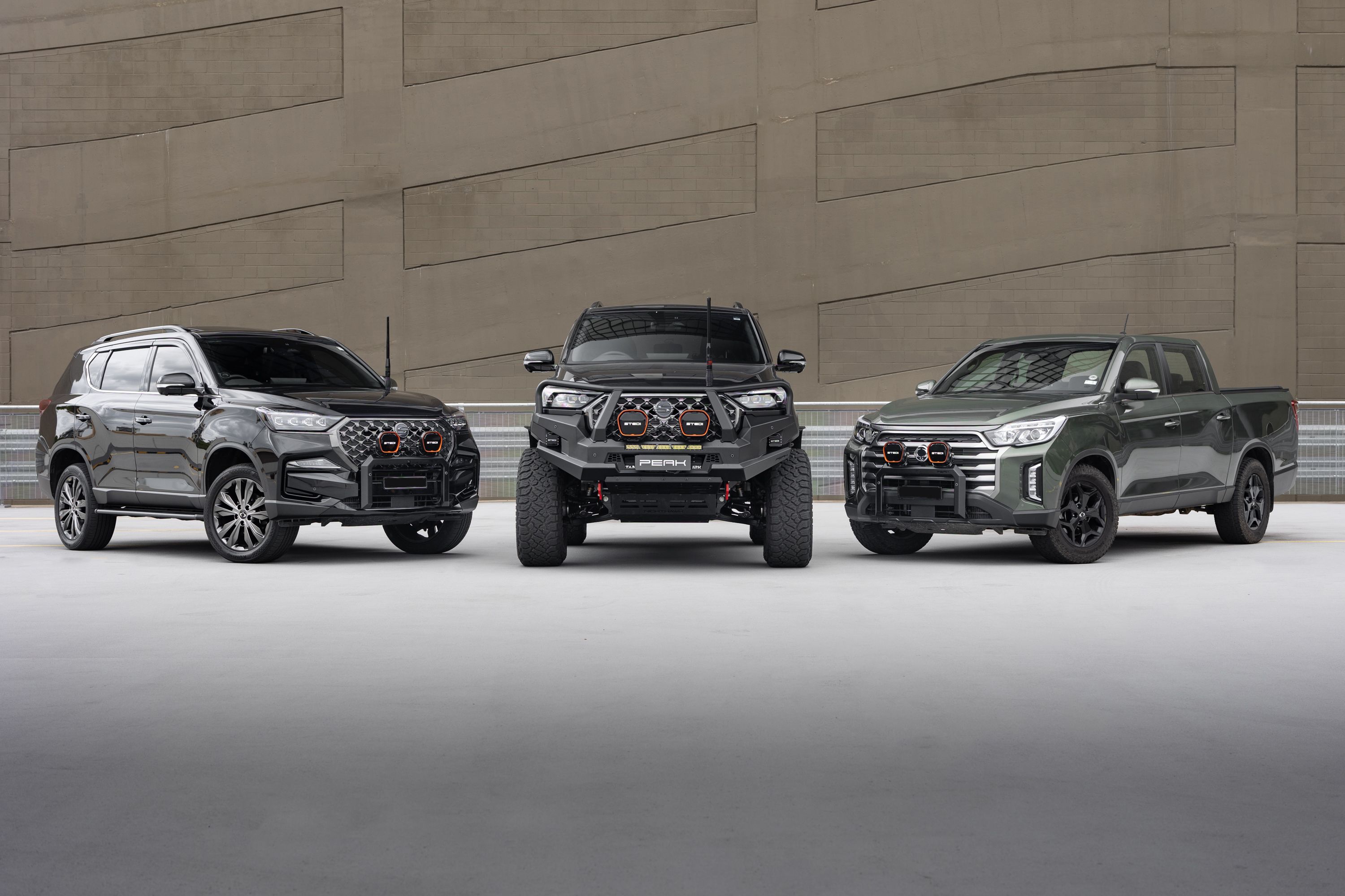 Modern 4x4 SUVs Displayed in Urban Setting · Free Stock Photo