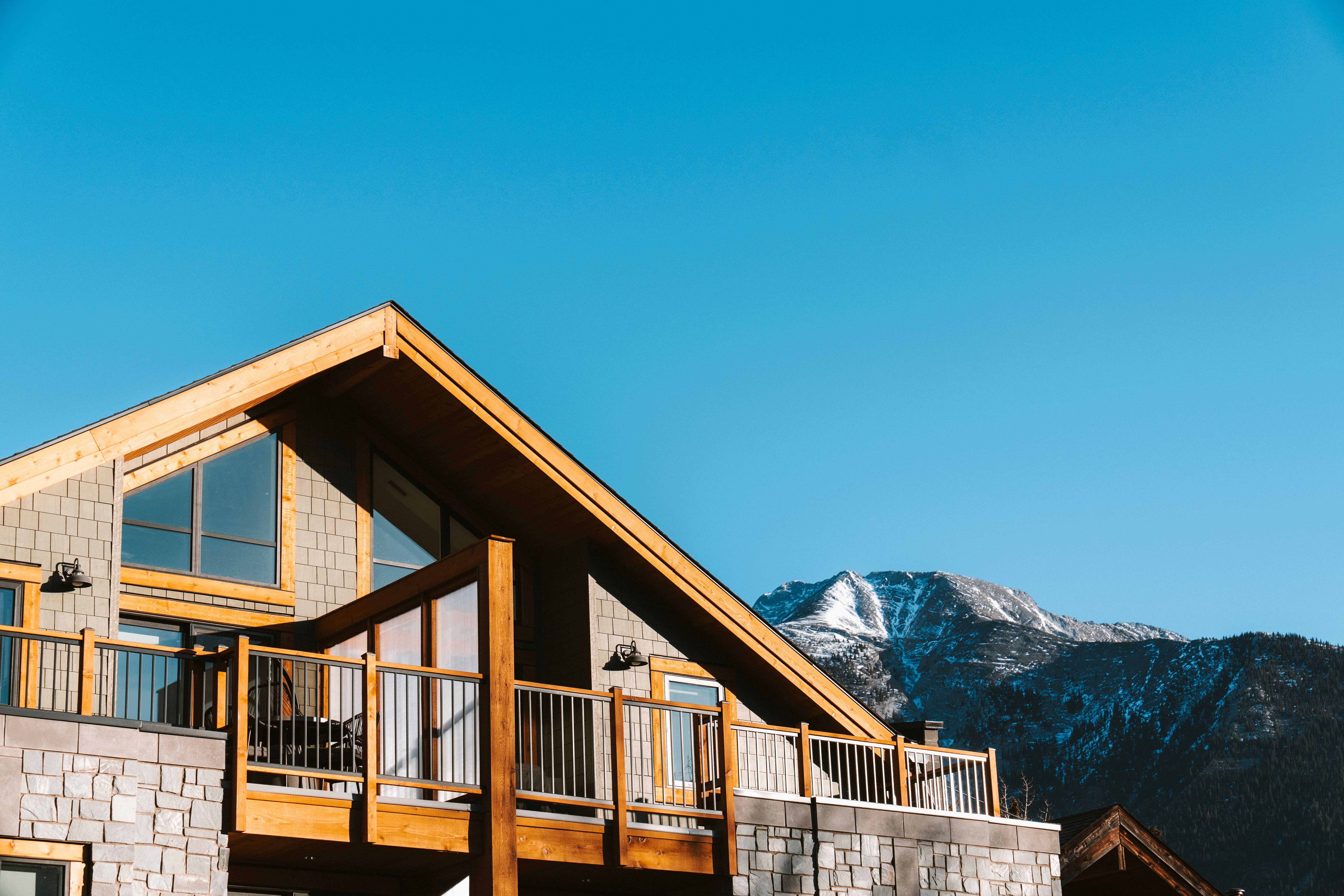 Modern Mountain Chalet with Scenic View · Free Stock Photo