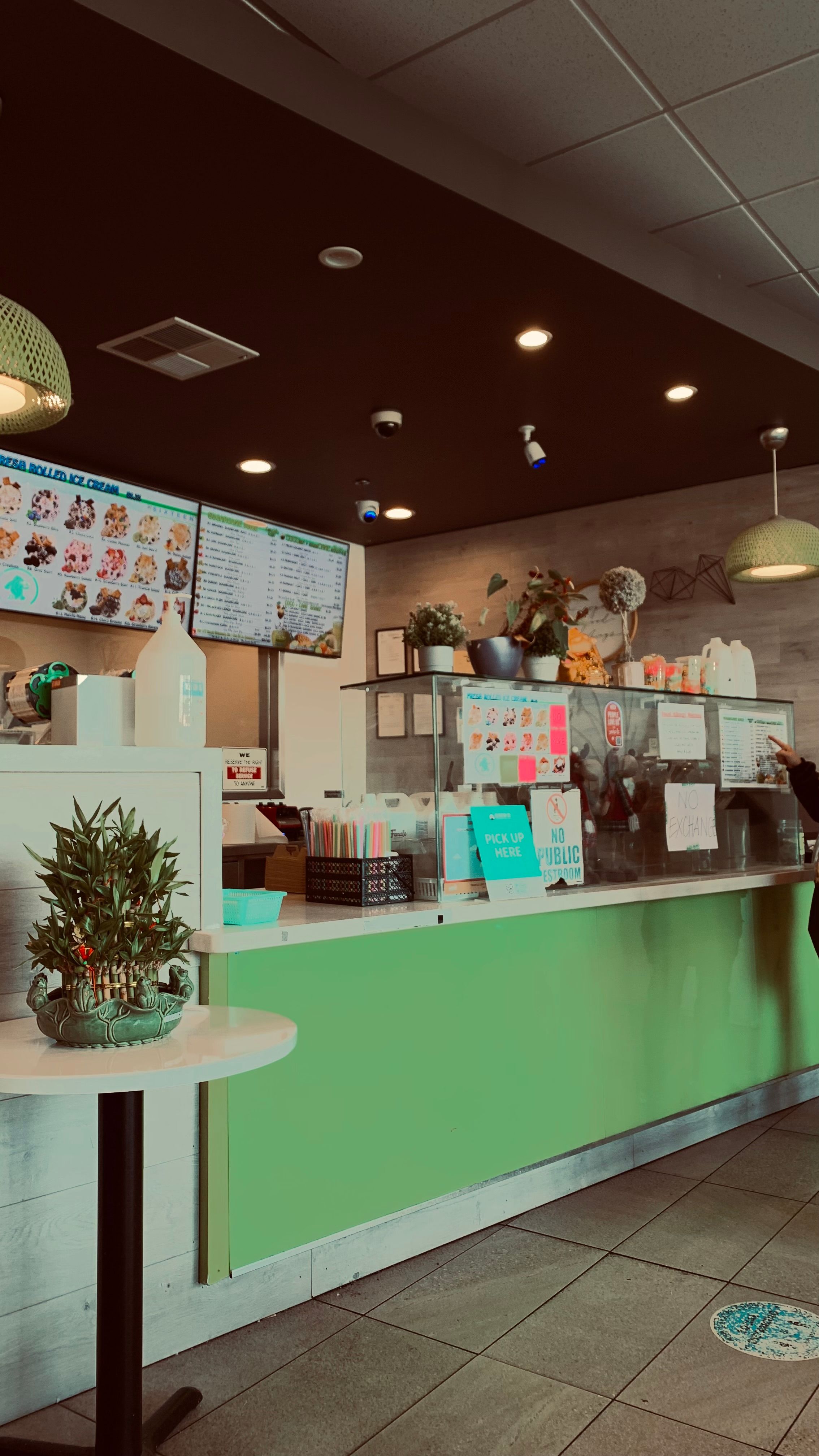 Interior Vibrante De Café Moderno Com Quadro De Menu · Foto ...