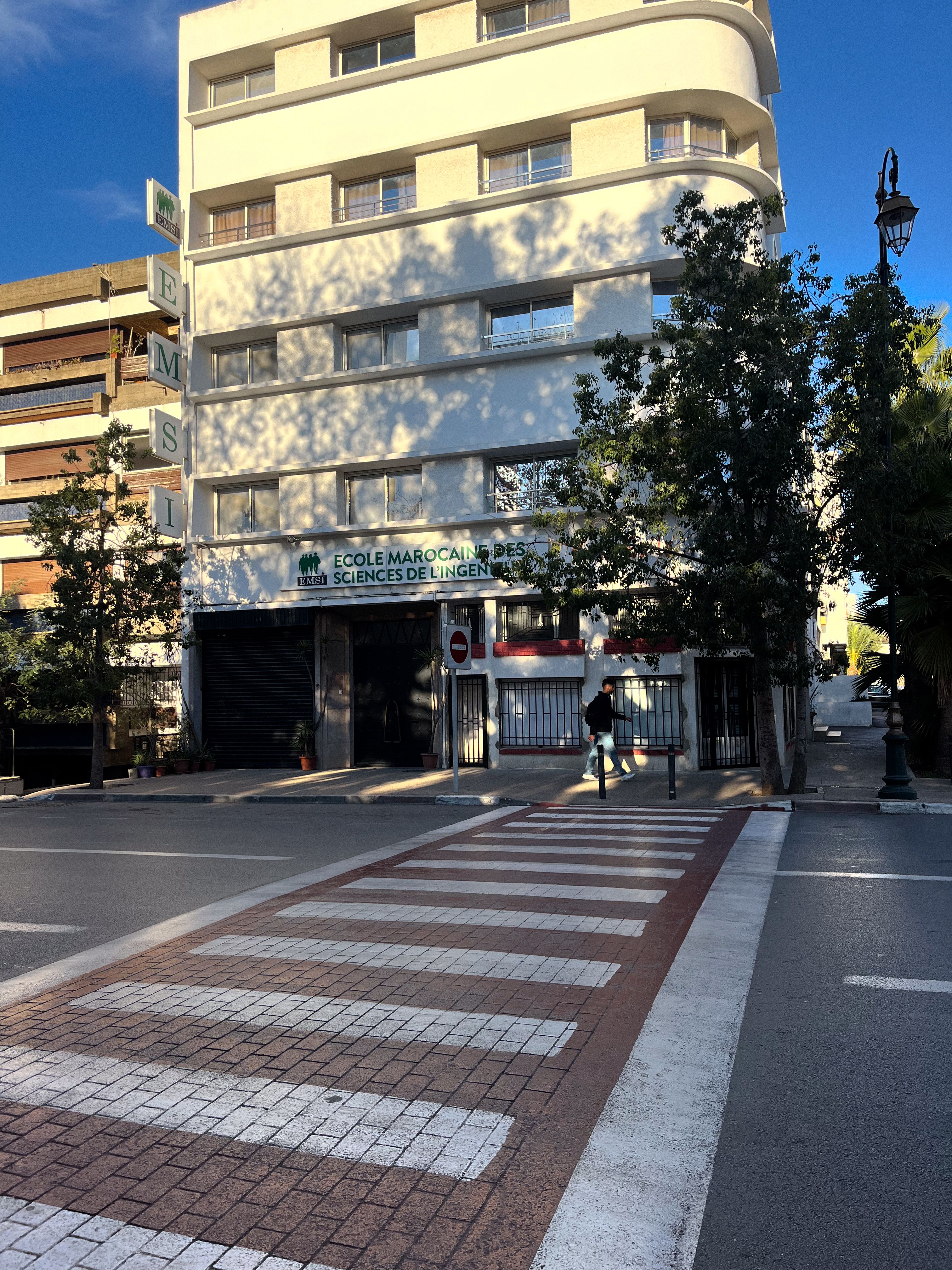 Street View of Urban School Building in Daylight · Free Stock Photo