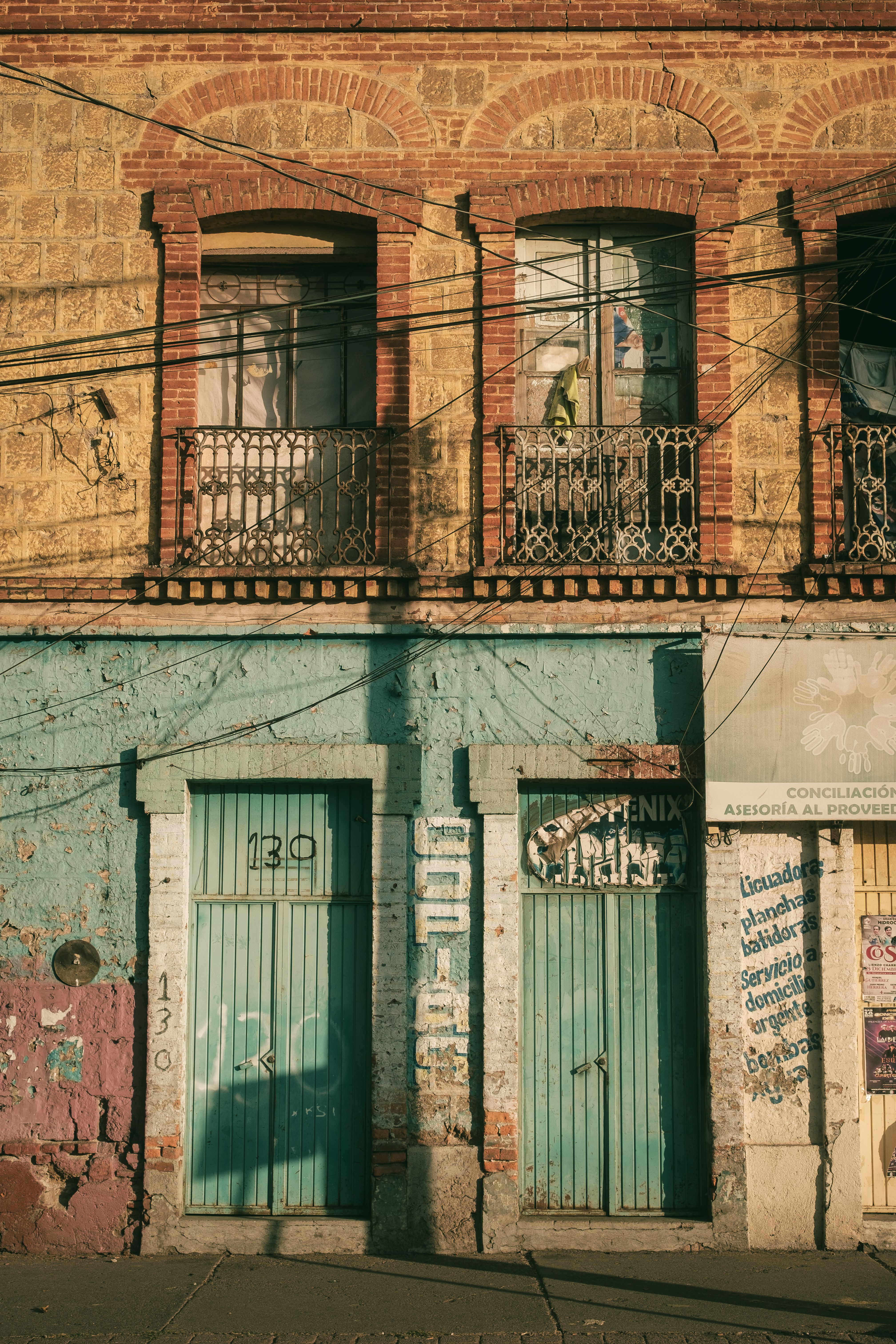 Vintage Urban Building with Textured Facade · Free Stock Photo