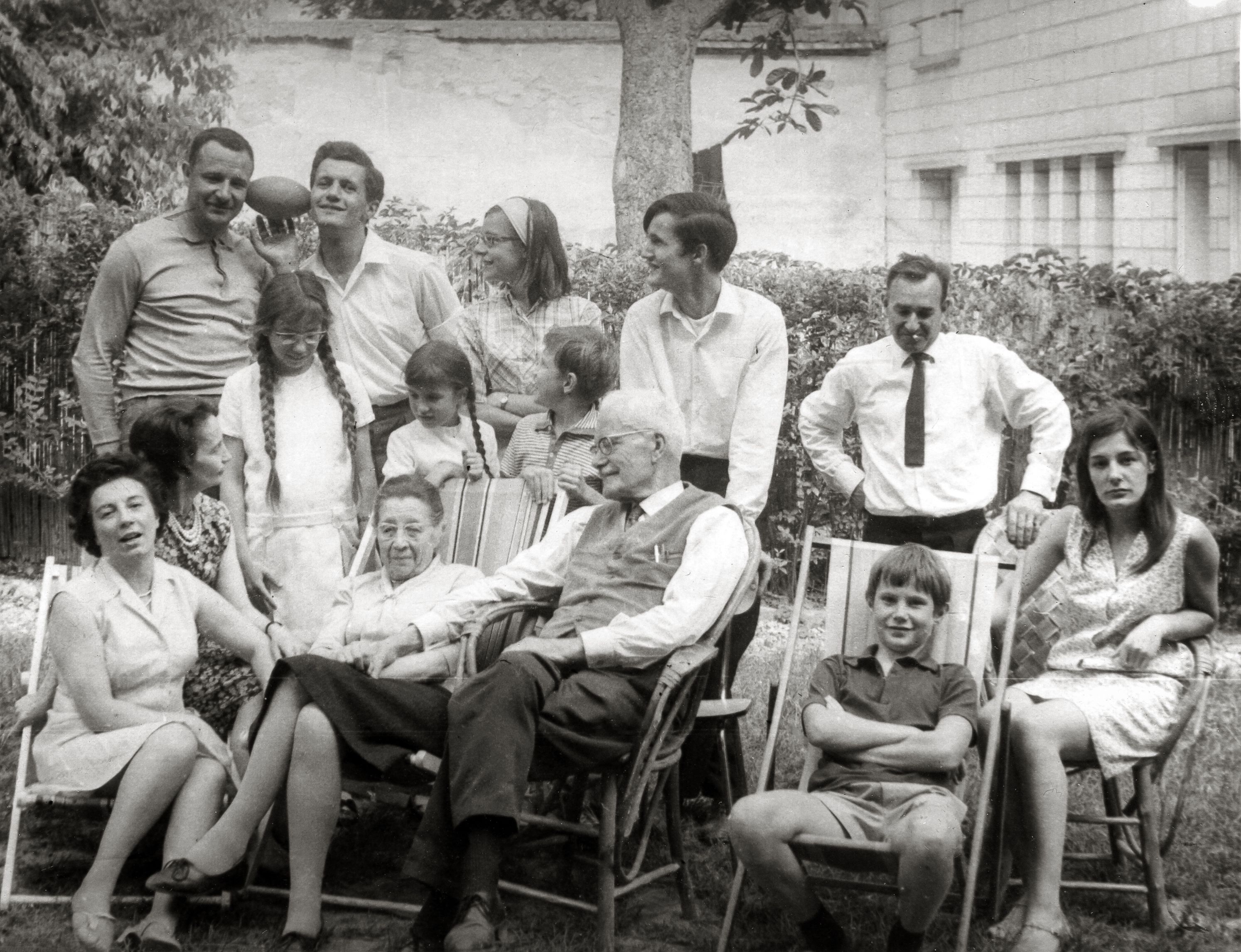 Vintage Family Gathering Under a Tree in Garden · Free Stock Photo