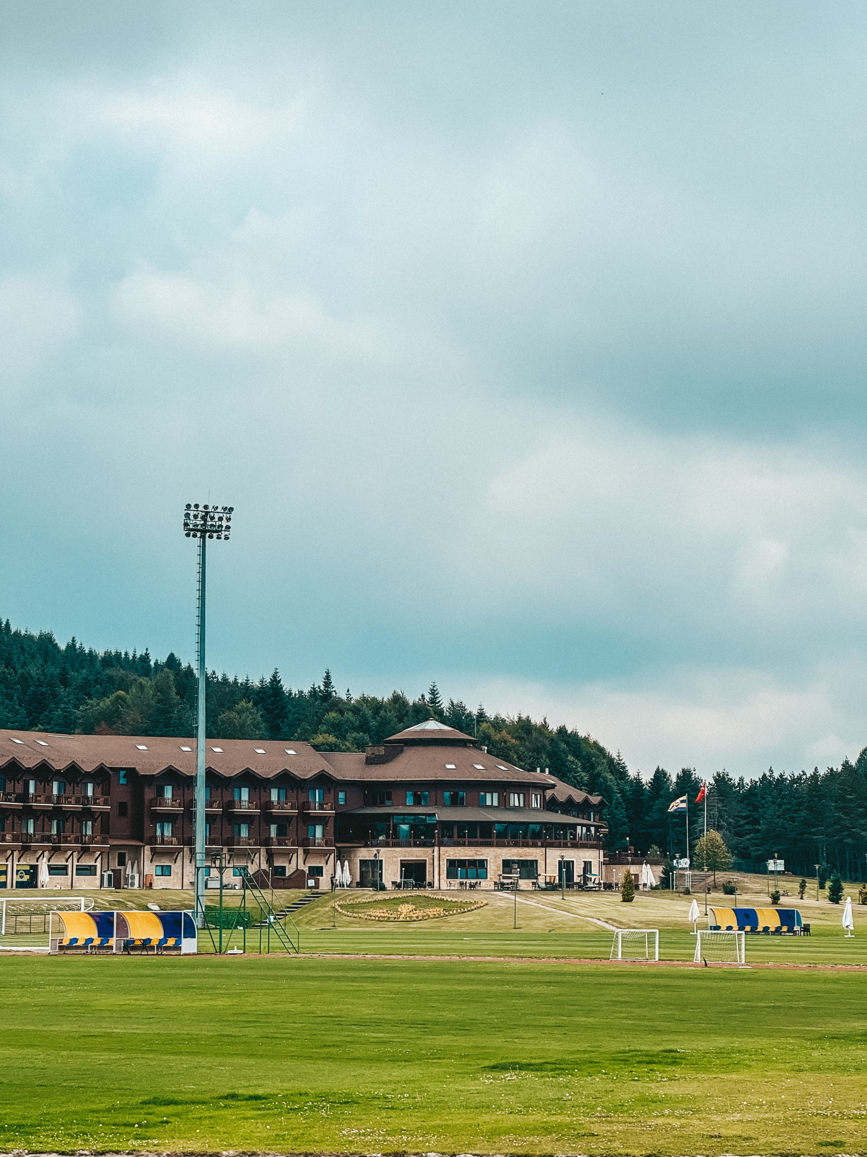 Scenic Sports Complex with Resort and Forest View · Free Stock Photo