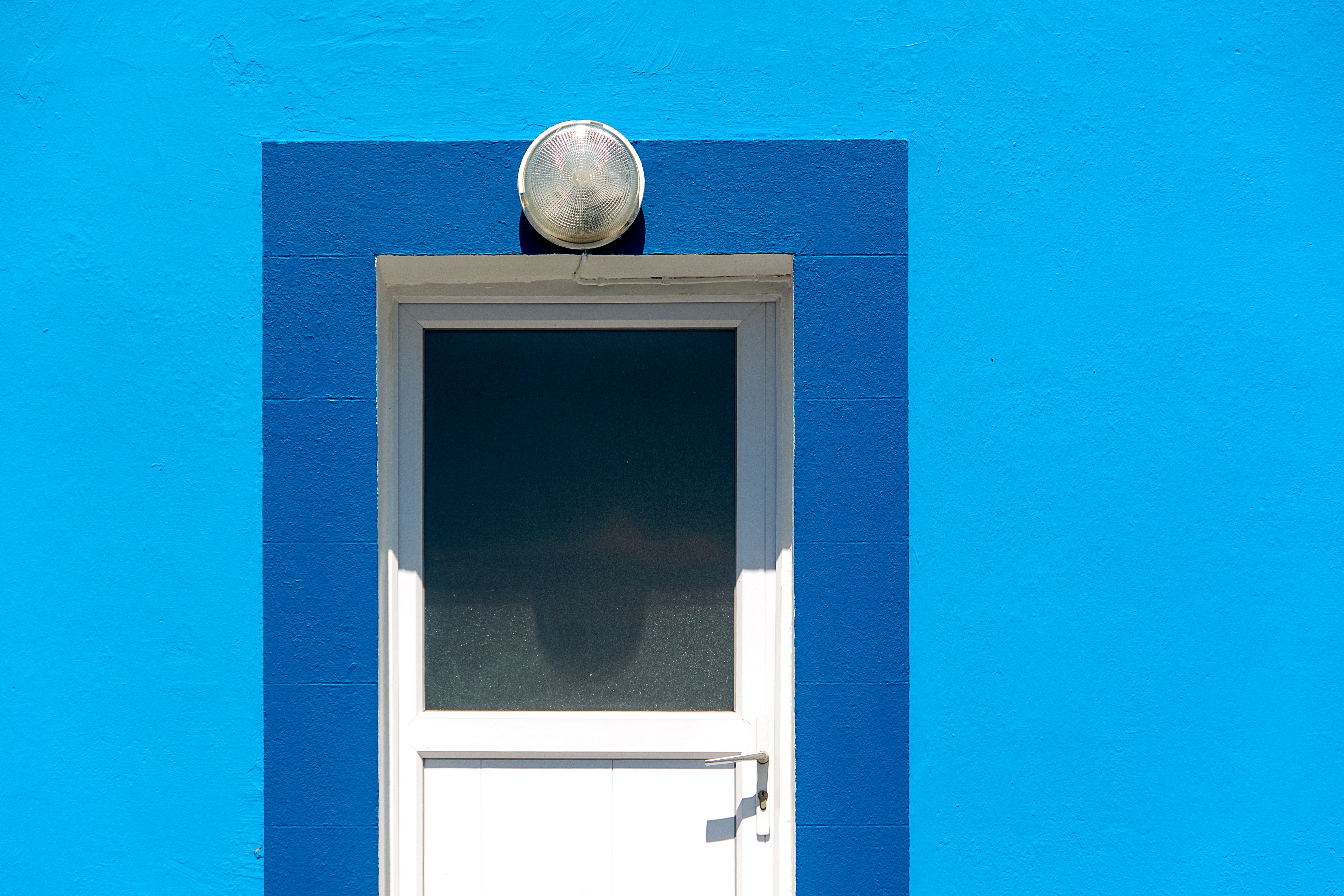 fa-ade-bleu-vif-avec-fen-tre-et-lampe-photo-gratuite