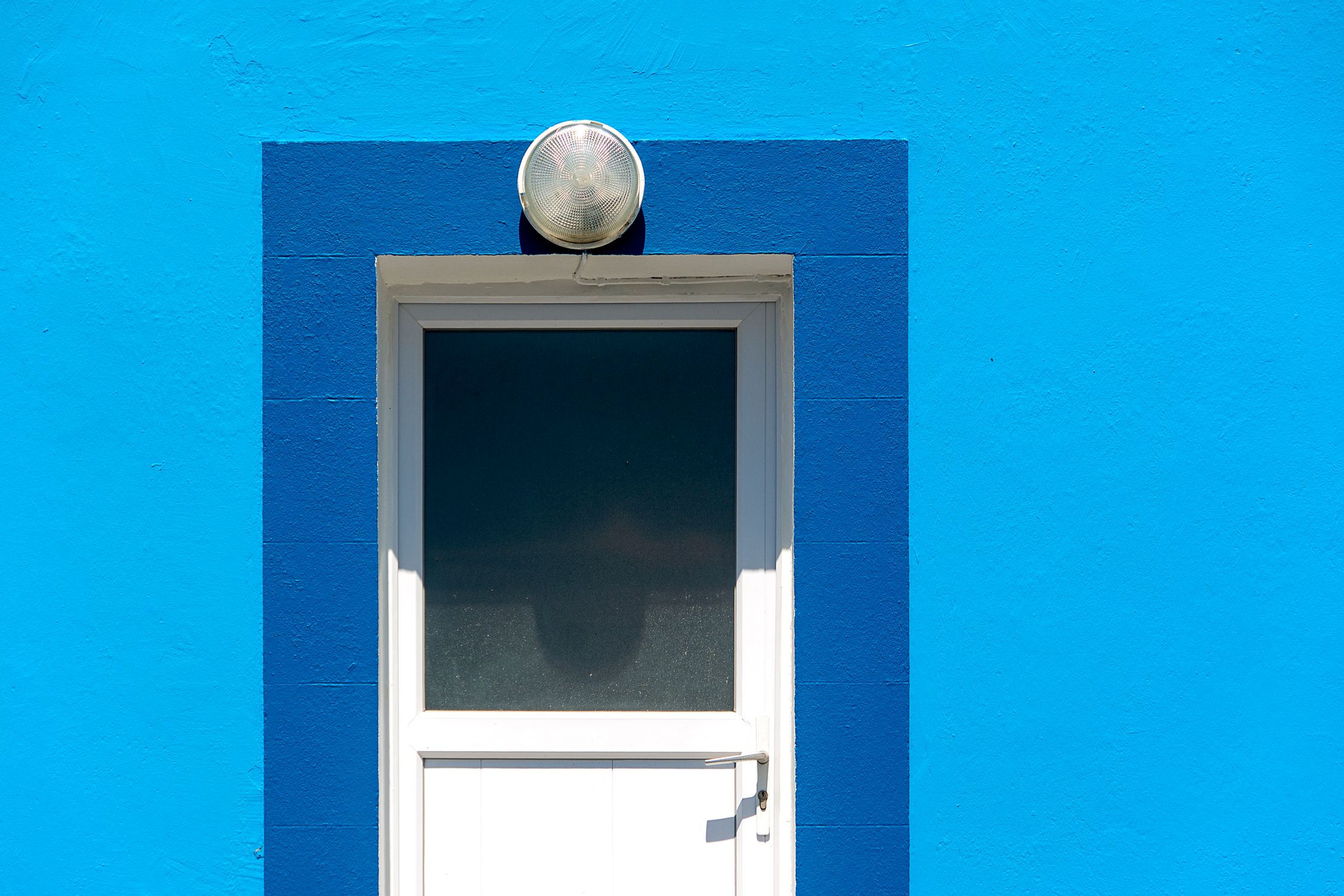 Fa ade Bleu Vif Avec Fen tre Et Lampe Photo Gratuite fa-ade-bleu-vif-avec-fen-tre-et-lampe-photo-gratuite