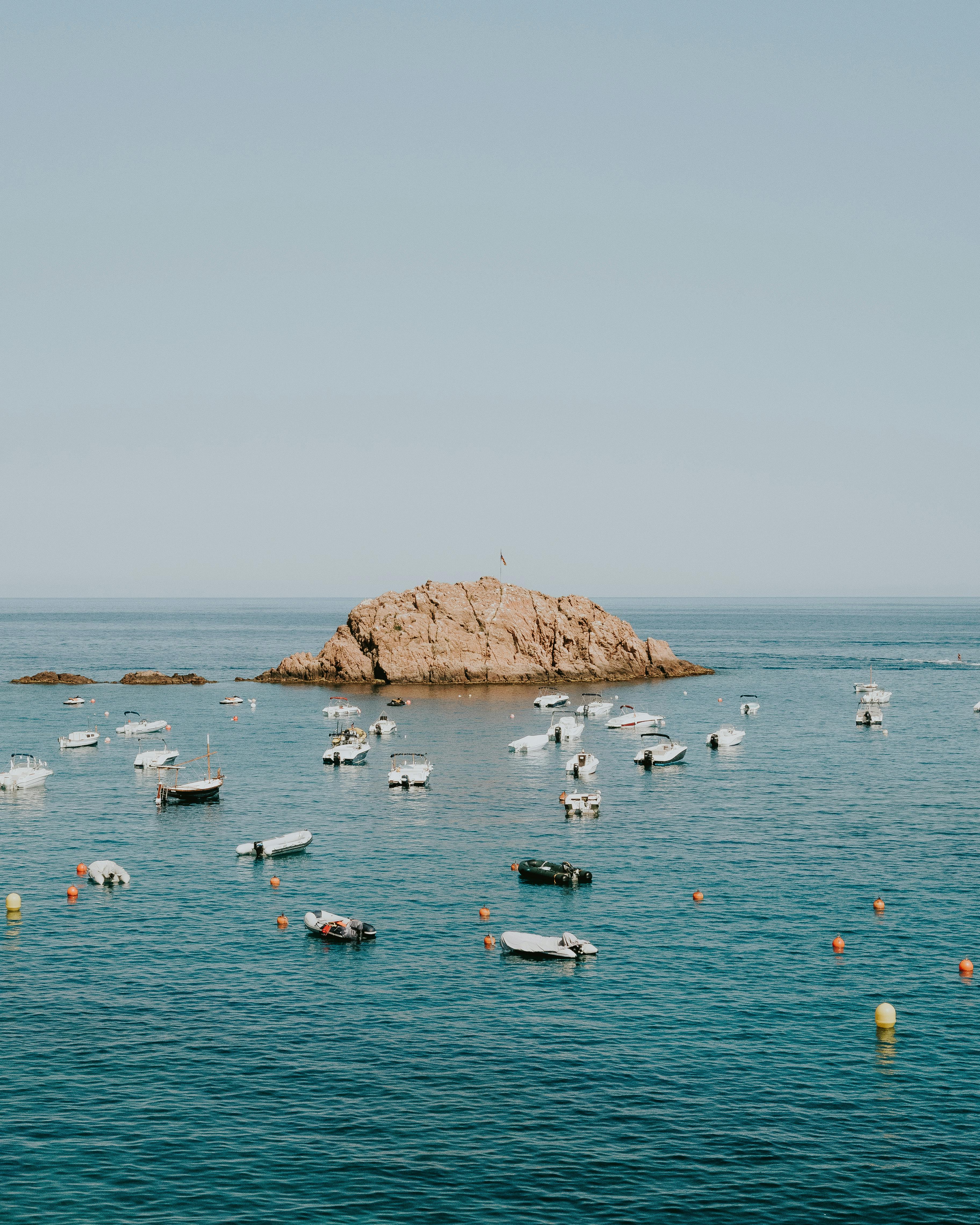 Une Formation Rocheuse Au Large Entourée De Hors Bord · Photo gratuite