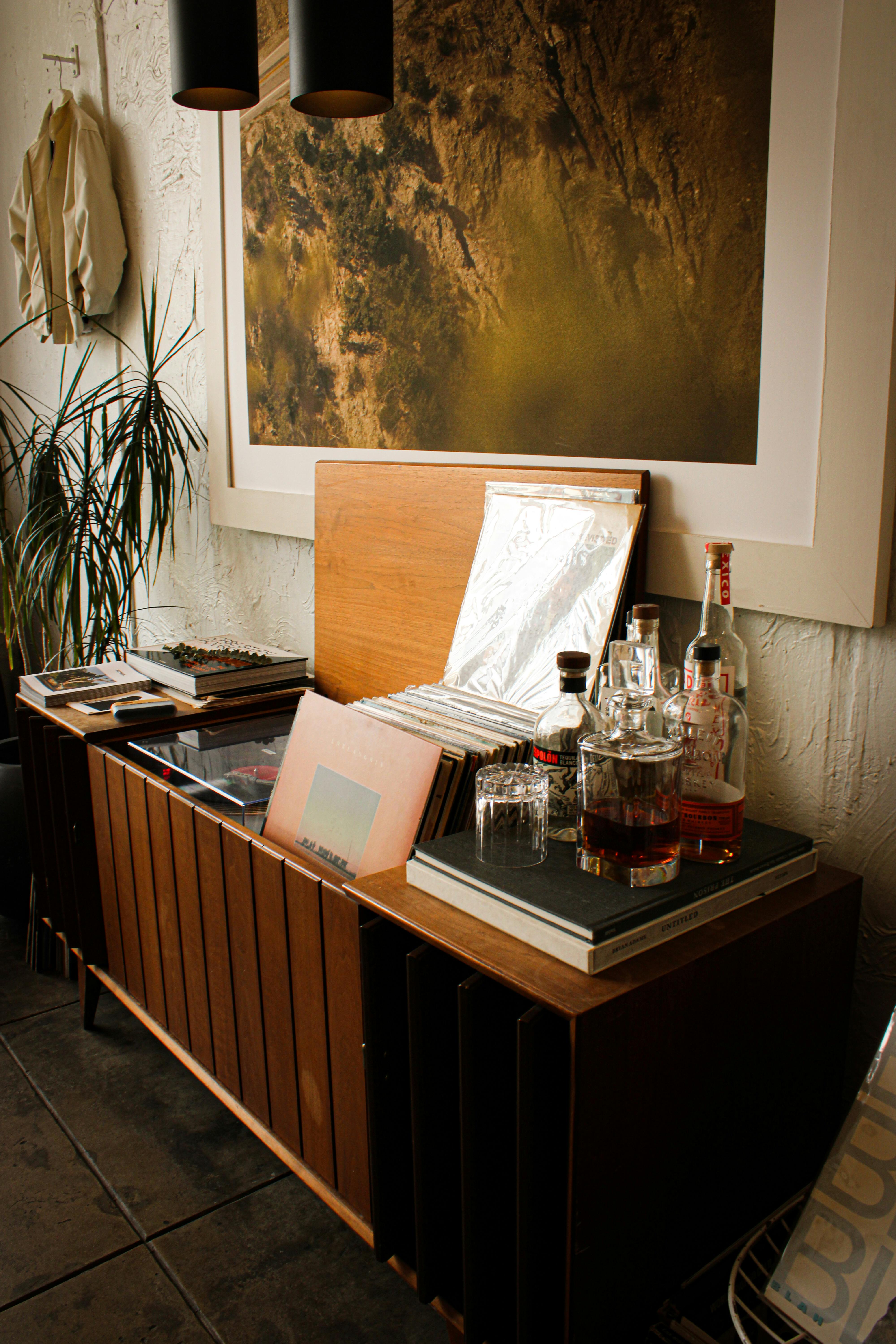 Cozy Vintage Living Room Bar Setup · Free Stock Photo