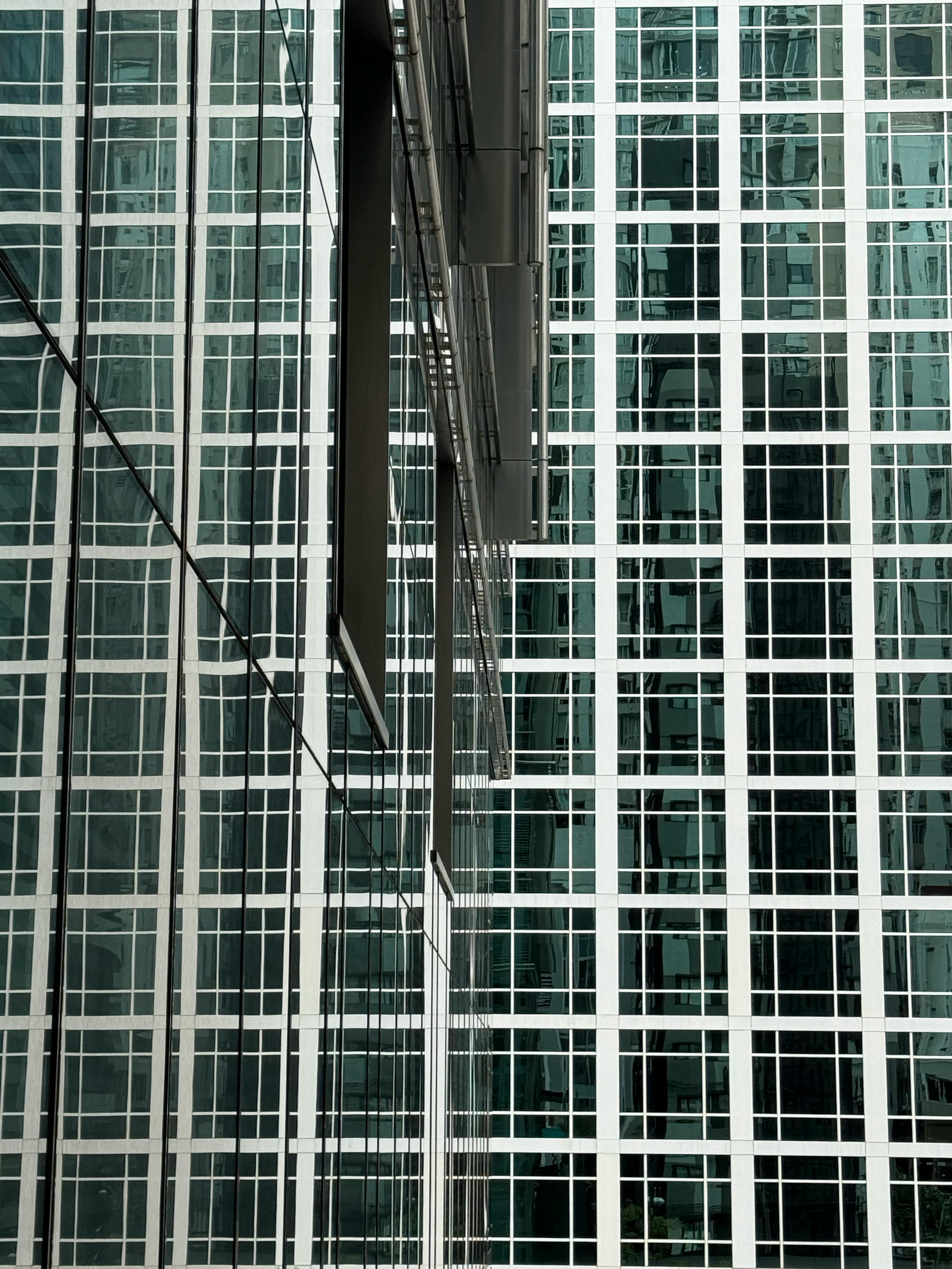 Fachada De Edificio De Cristal Moderno Con Reflejos · Foto de stock gratuita
