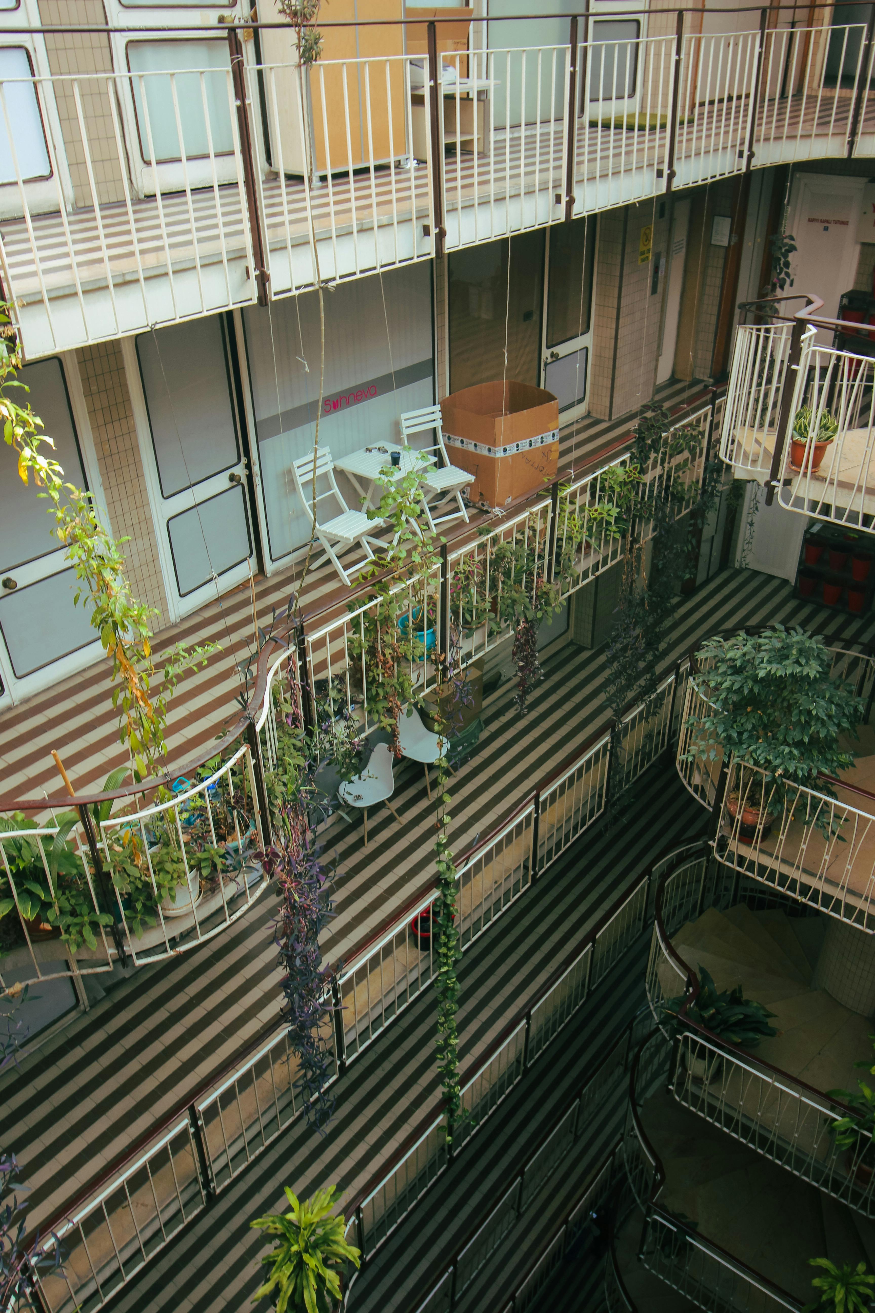 Quirky Vertical Urban Garden in Multi-Level Courtyard · Free Stock Photo