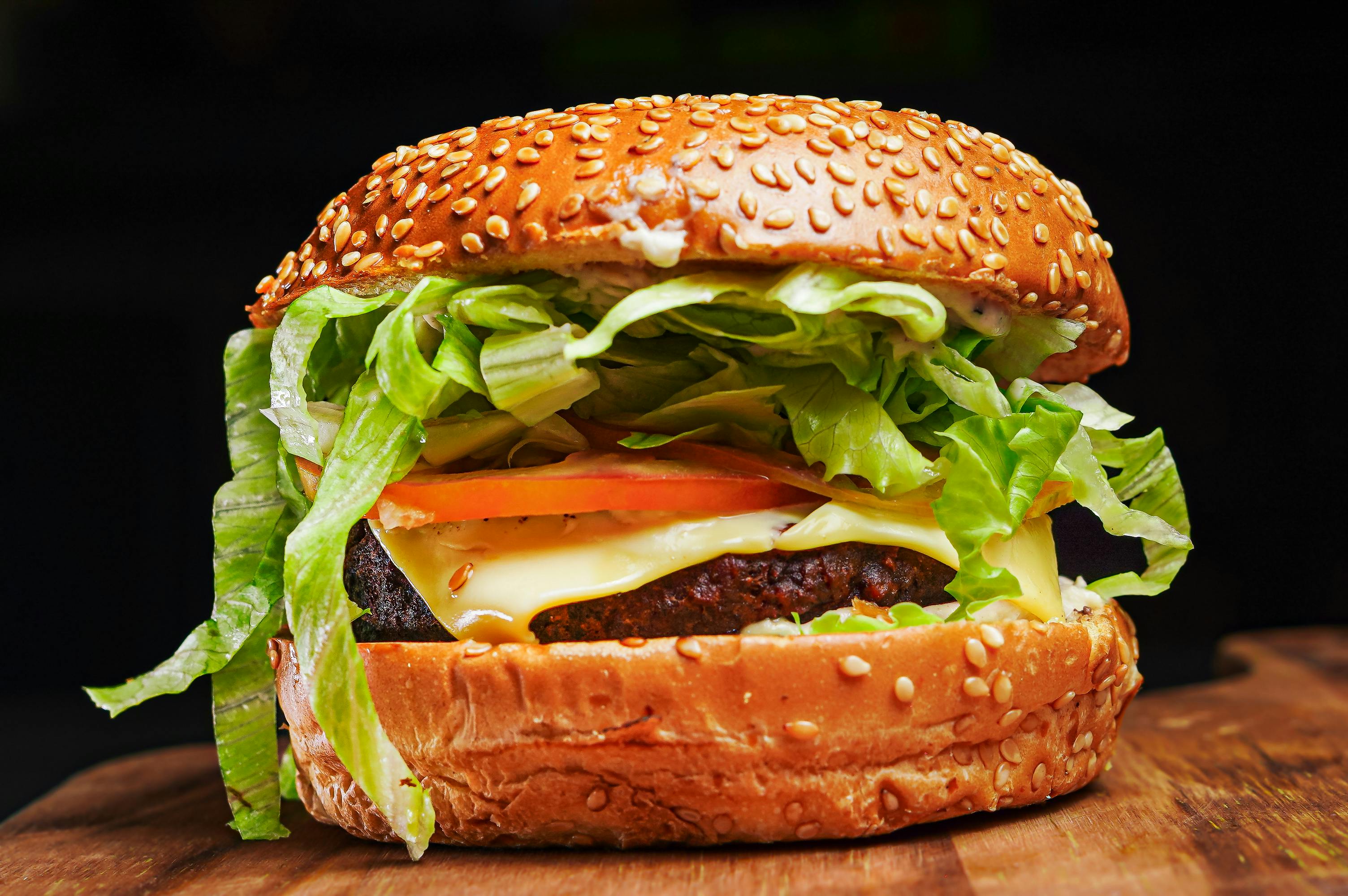 Close-up of a Delicious Cheeseburger · Free Stock Photo
