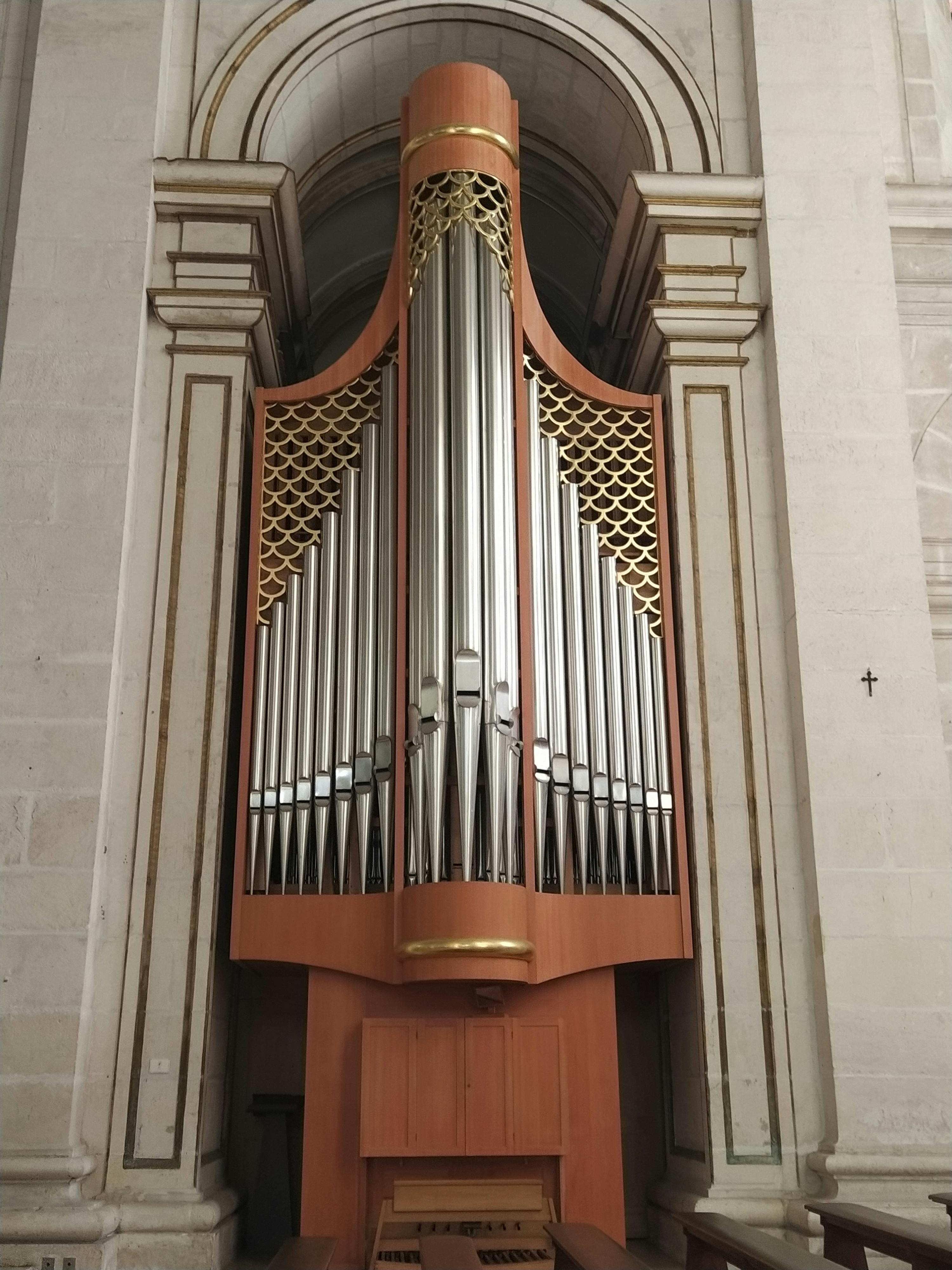 Grand Pipe Organ in Historical Church Setting · Free Stock Photo