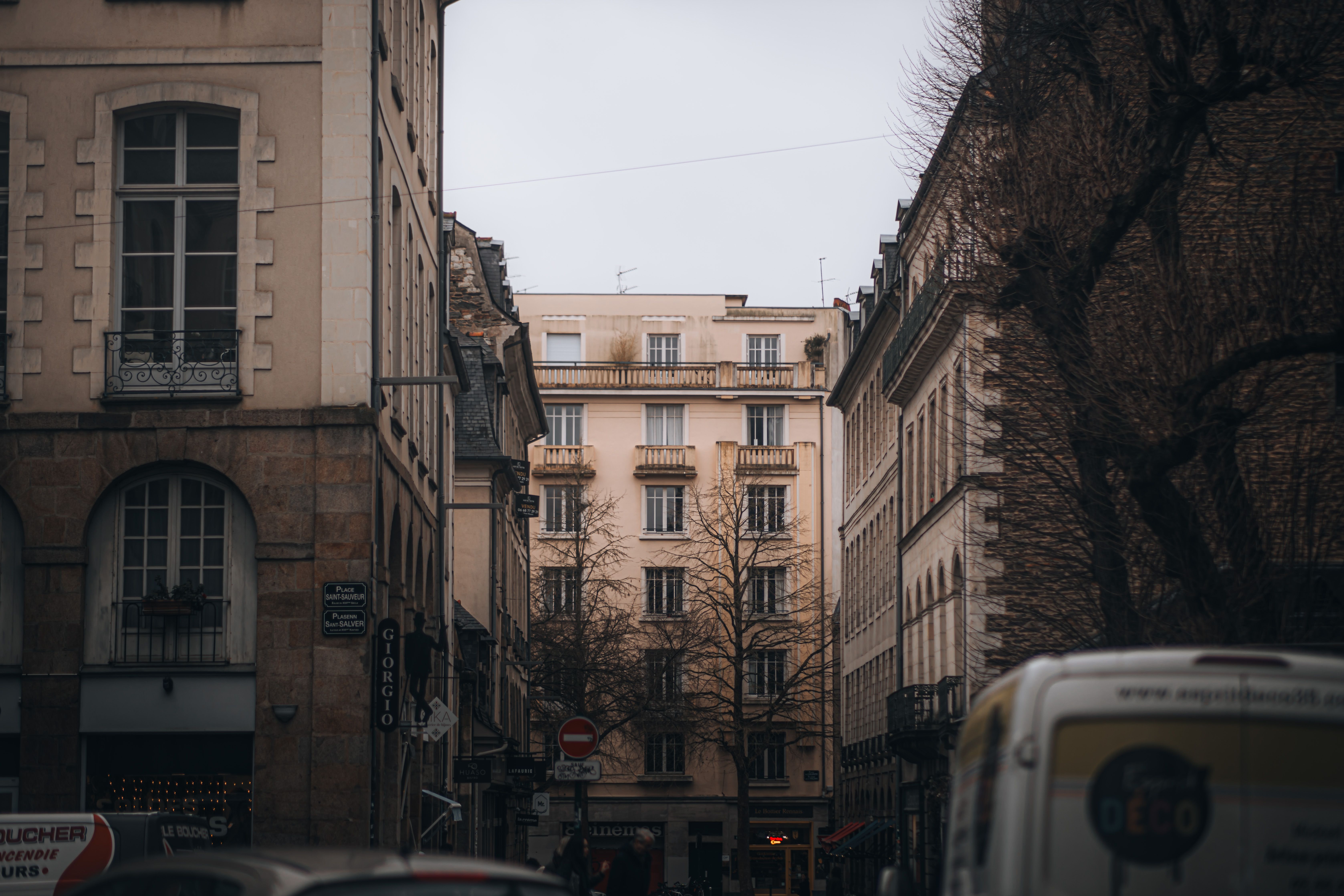 Charming Urban Street Scene with Classic Architecture · Free Stock Photo