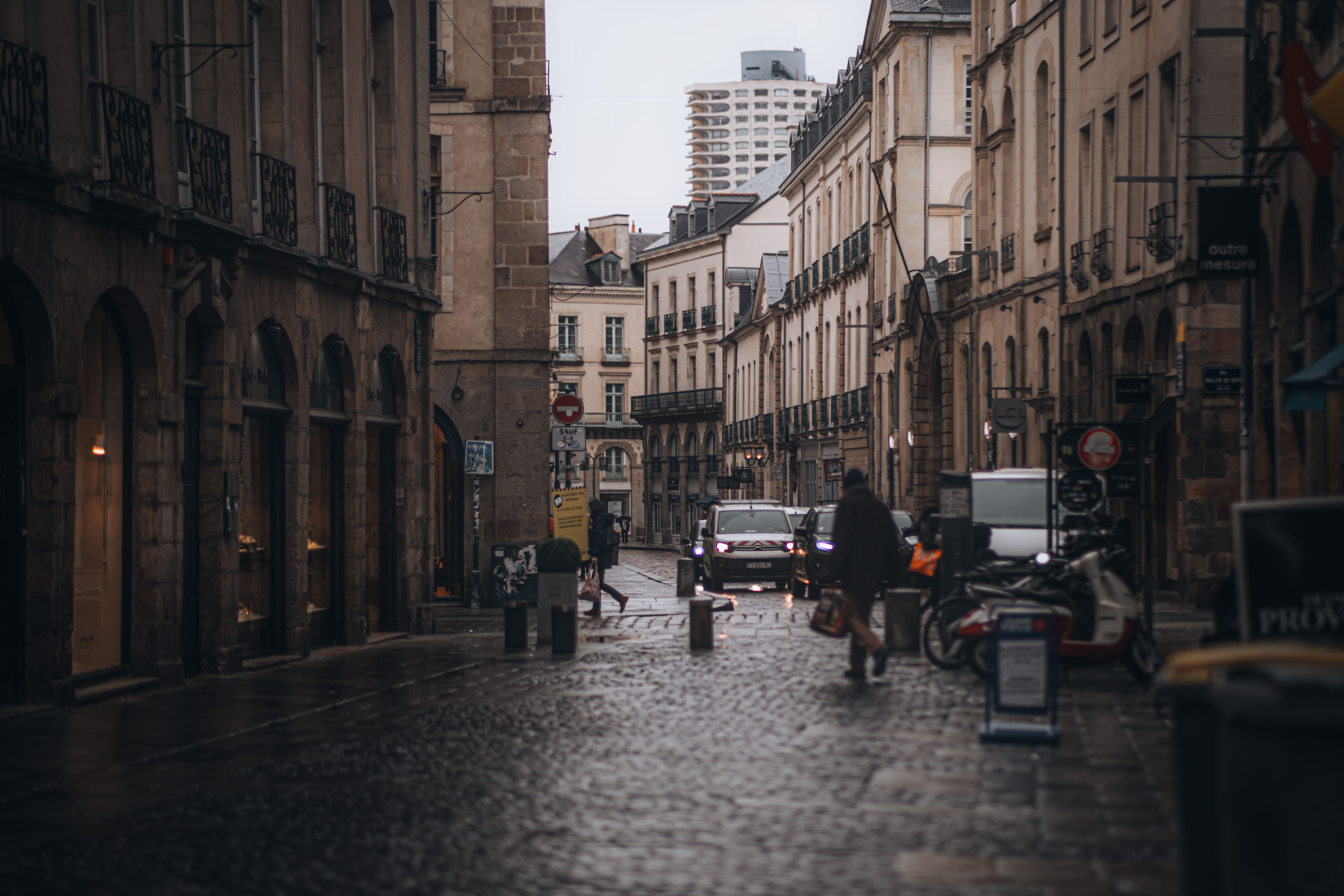 Charming European Street with Historic Architecture · Free Stock Photo