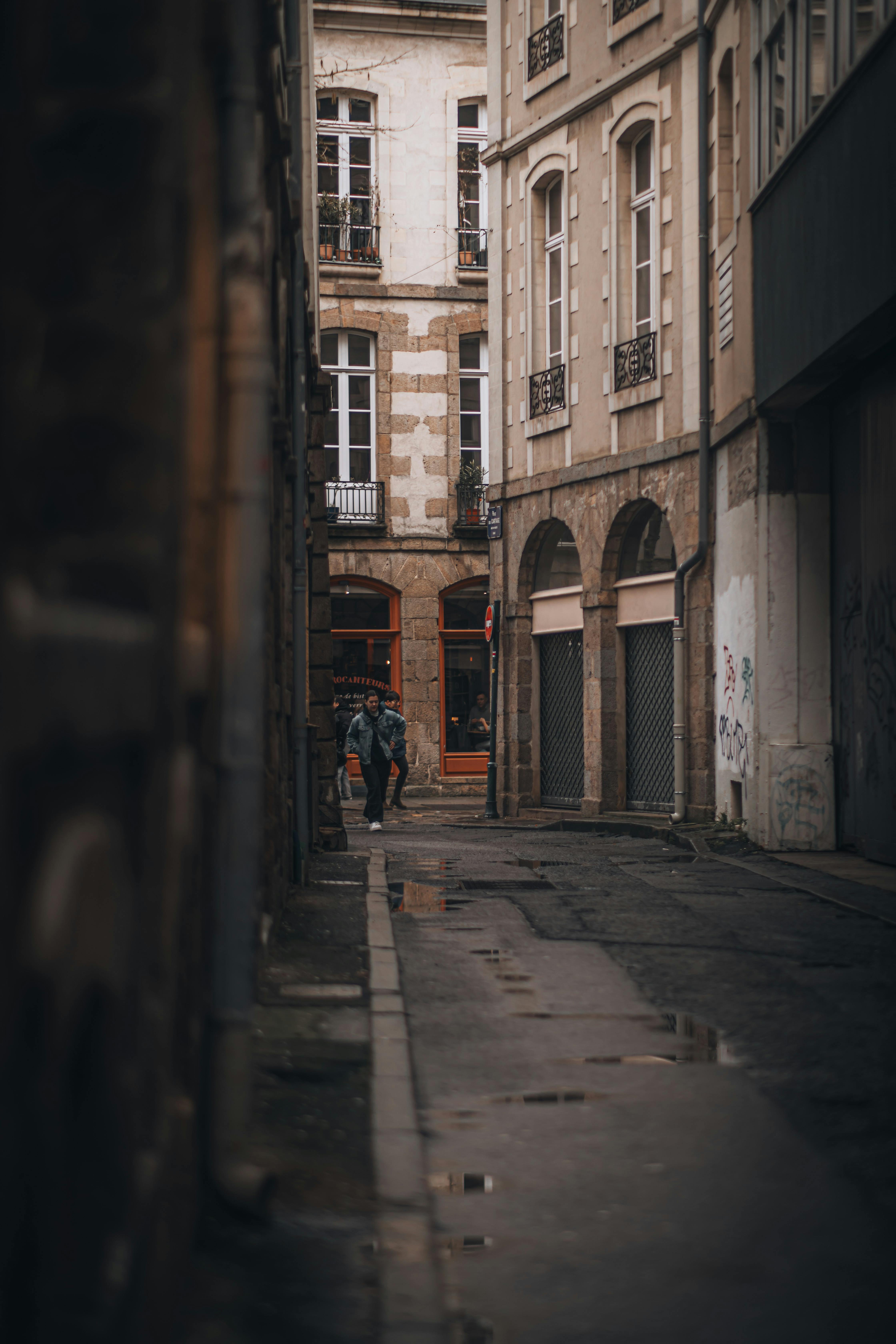 Moody European Alleyway with Historic Architecture · Free Stock Photo