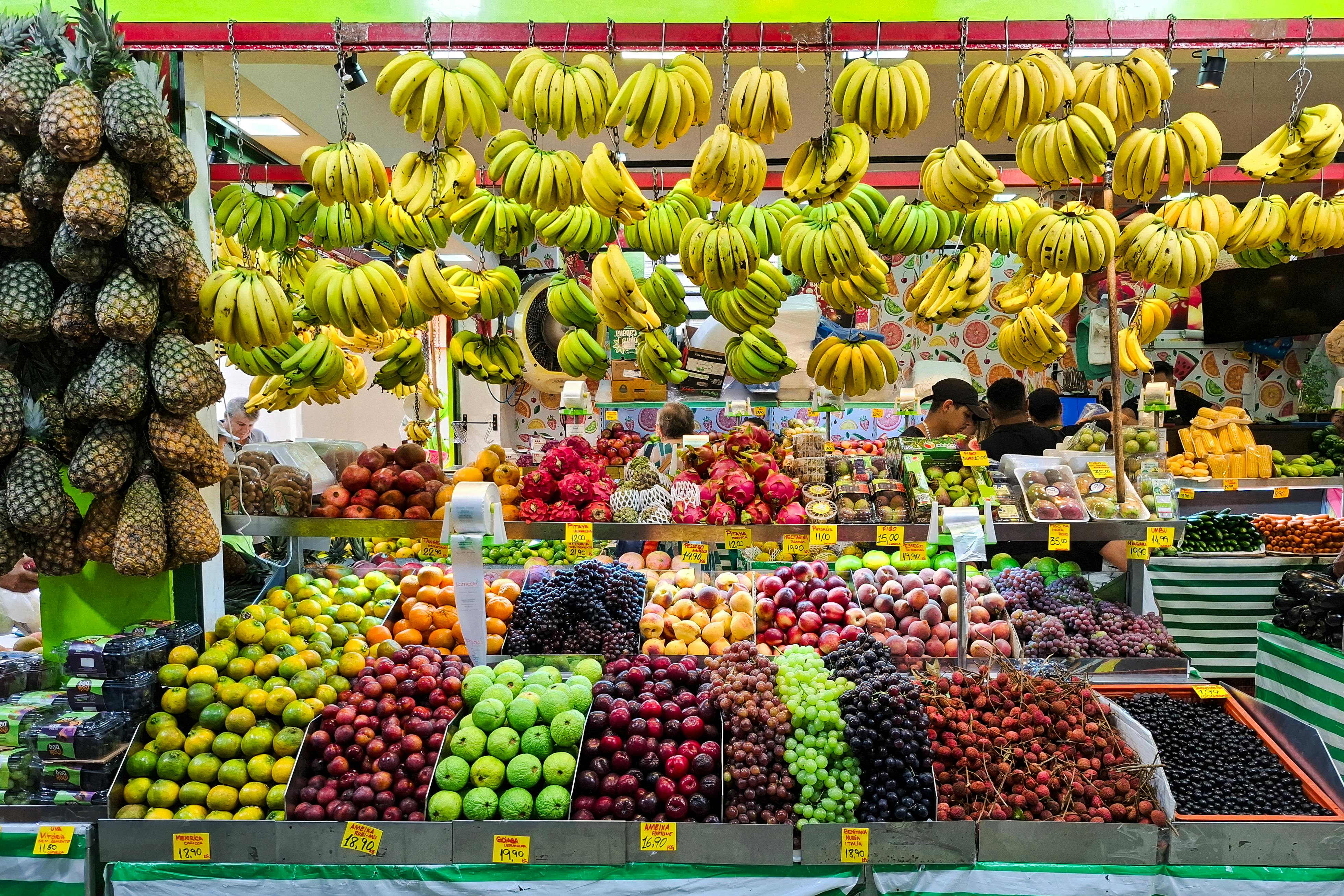 Vibrant Fruit Market Display with Colorful Produce · Free Stock Photo