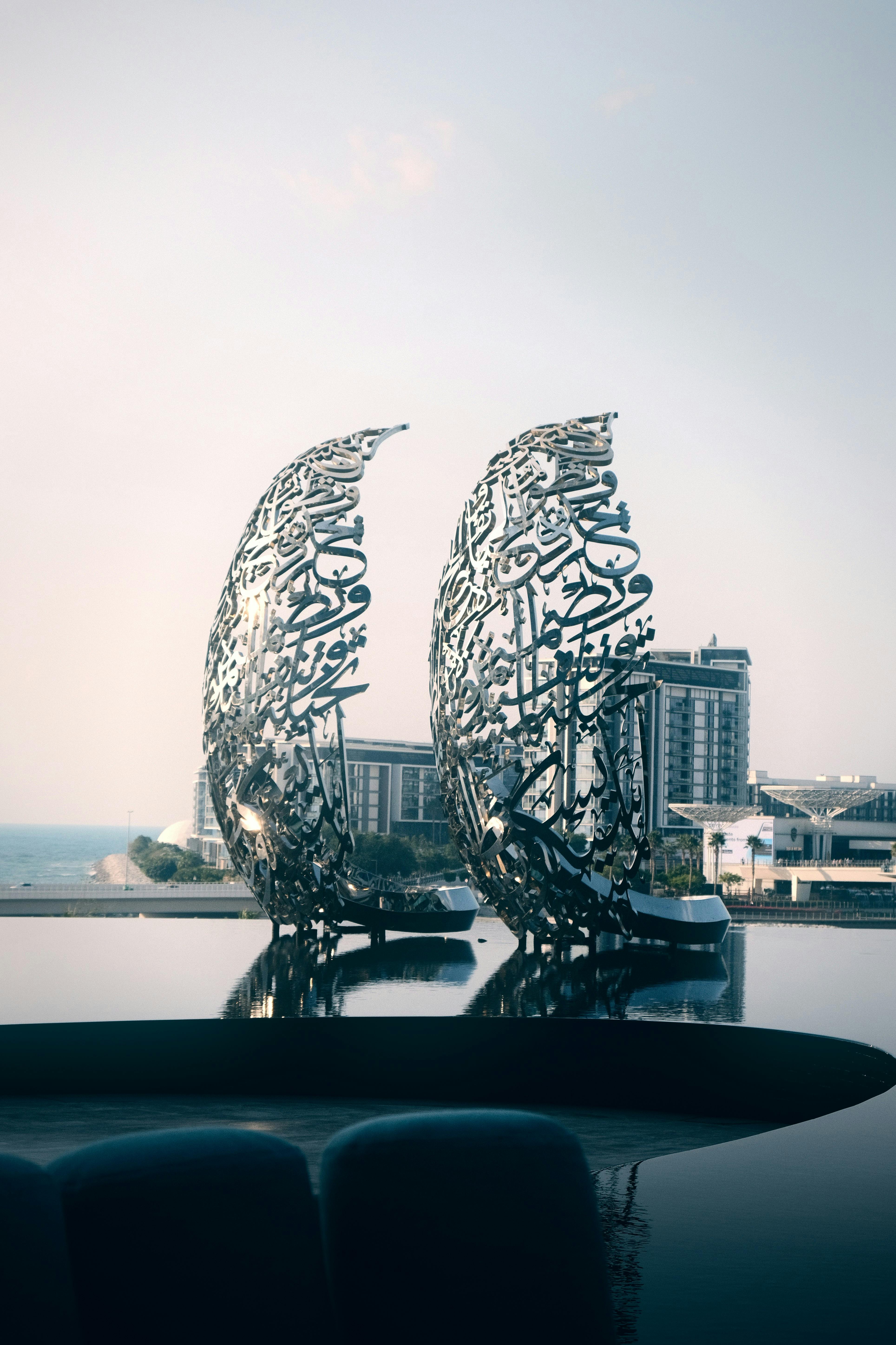 Stunning Reflective Arabic Sculpture in Dubai · Free Stock Photo