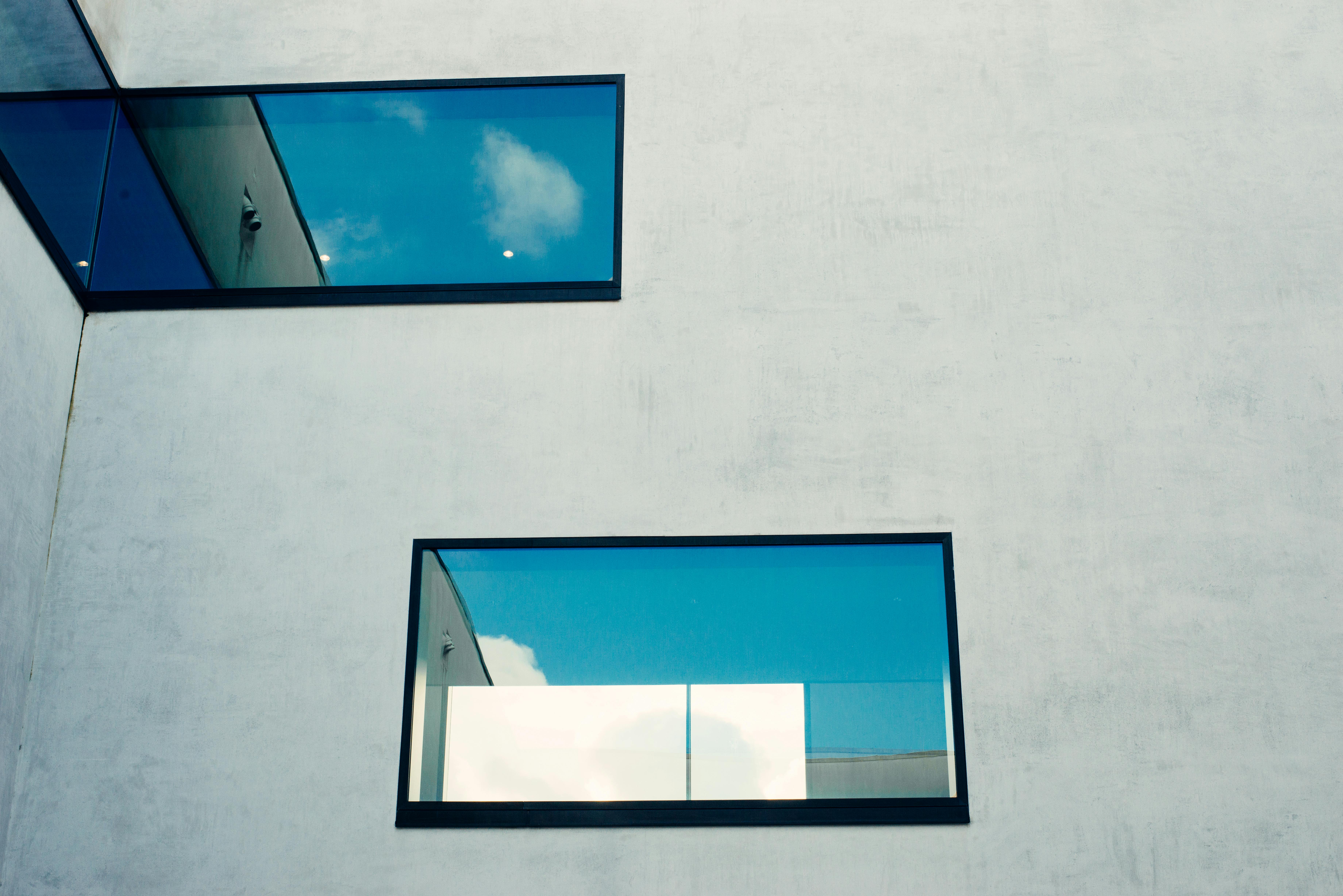 Modern Architectural Design with Reflective Windows · Free Stock Photo