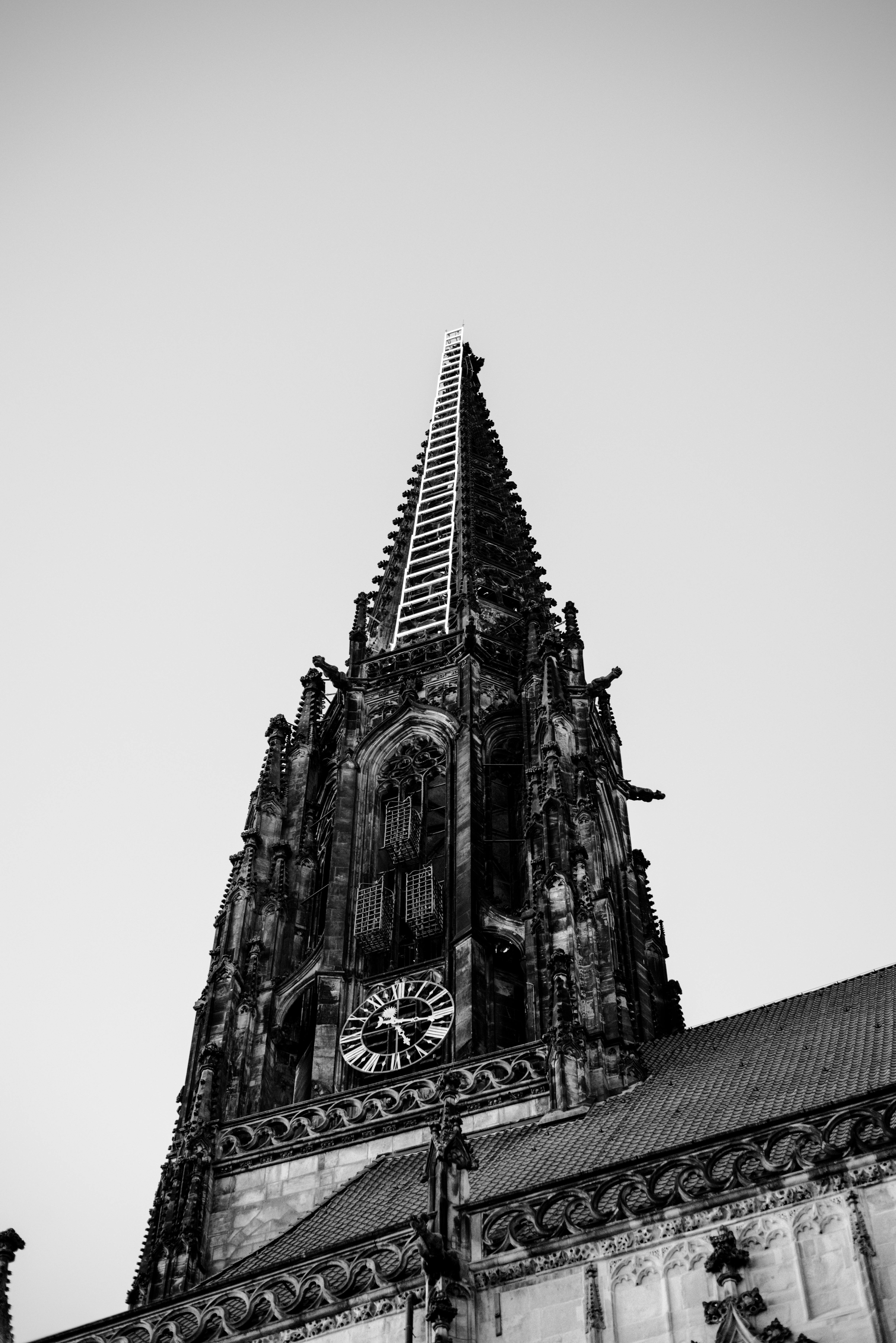 Siyah Ve Beyaz Tarihi Gotik Kilise Kulesi · Ücretsiz Stok Fotoğraf