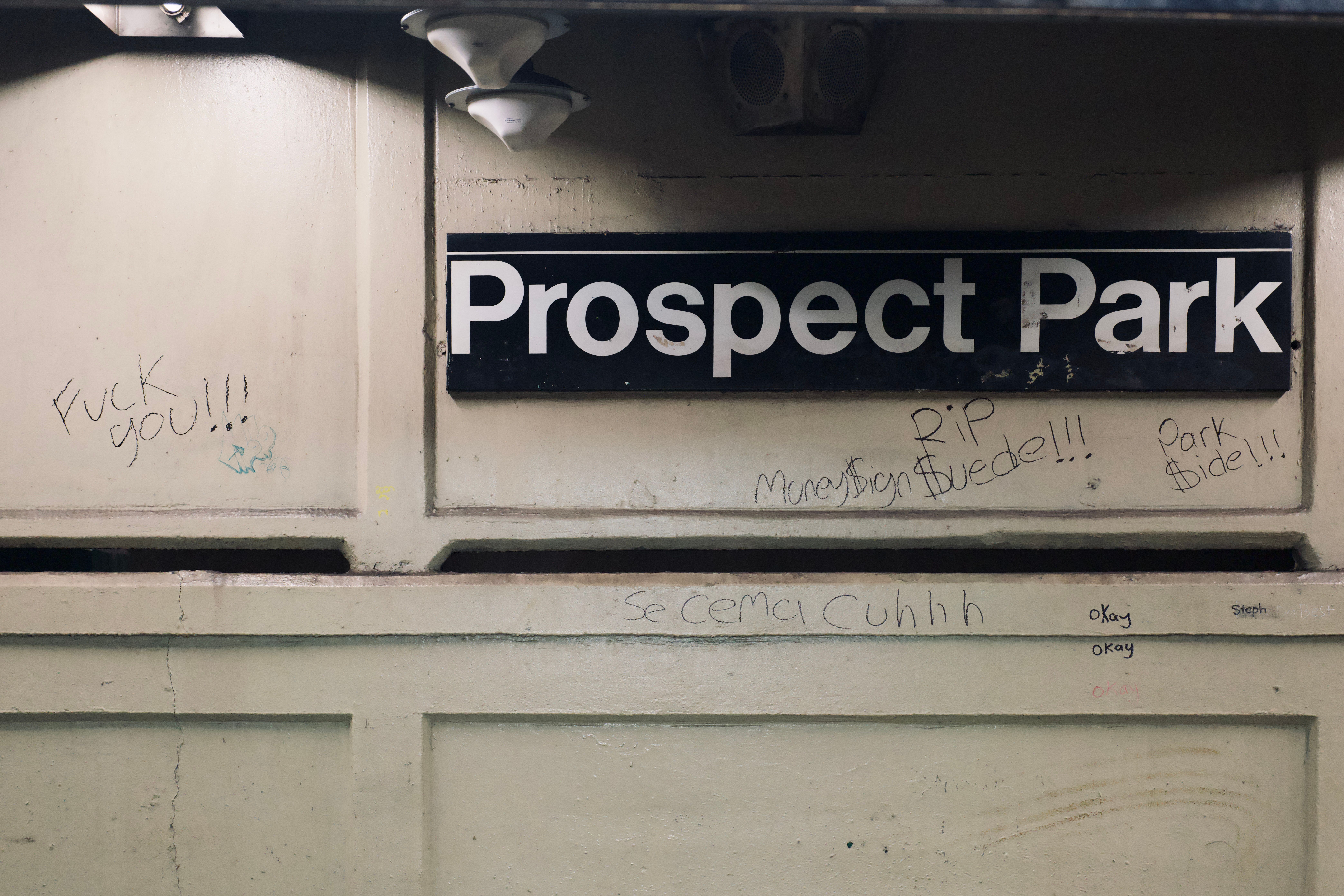 Letrero Del Metro De Prospect Park Con Grafitis Urbanos · Foto de stock ...