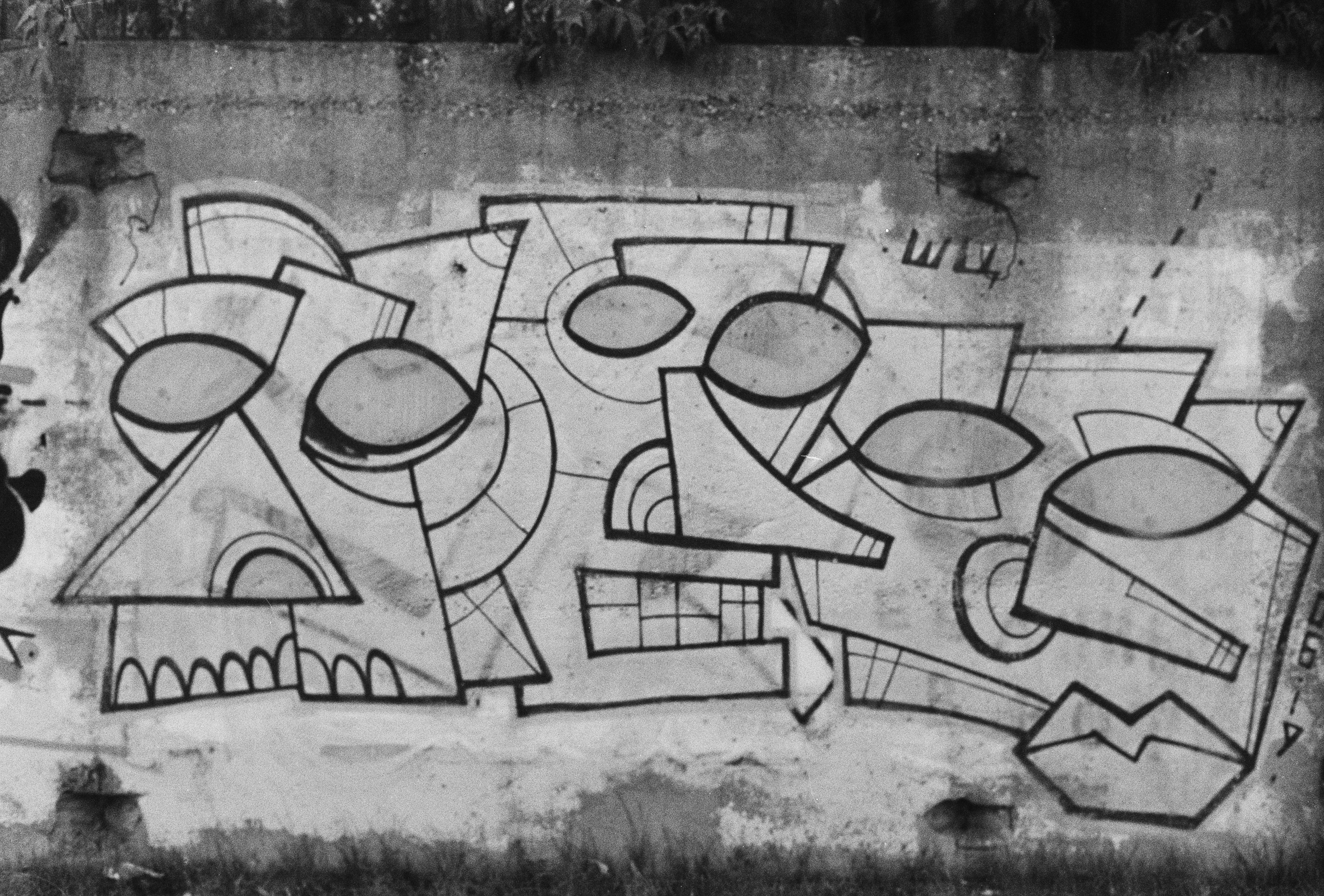 Abstract Black and White Street Art on Concrete Wall · Free Stock Photo