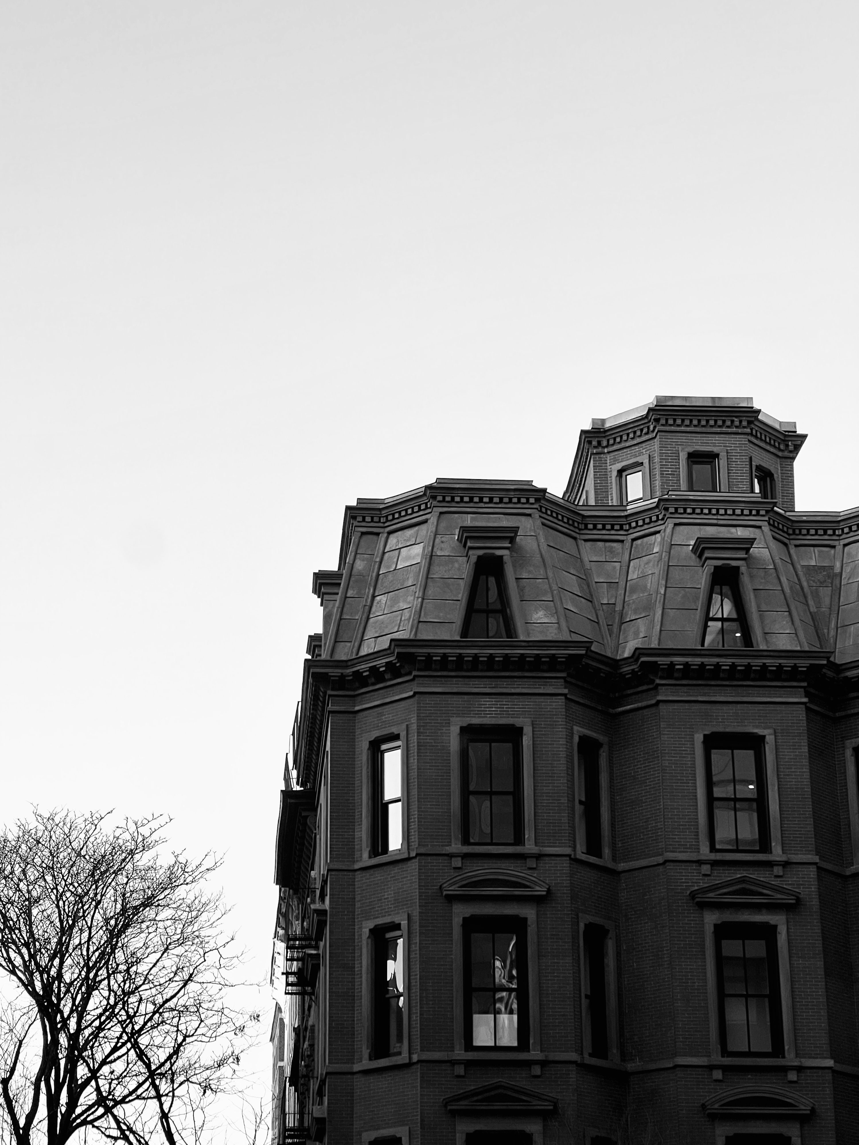 Classic Victorian Building in Black and White · Free Stock Photo