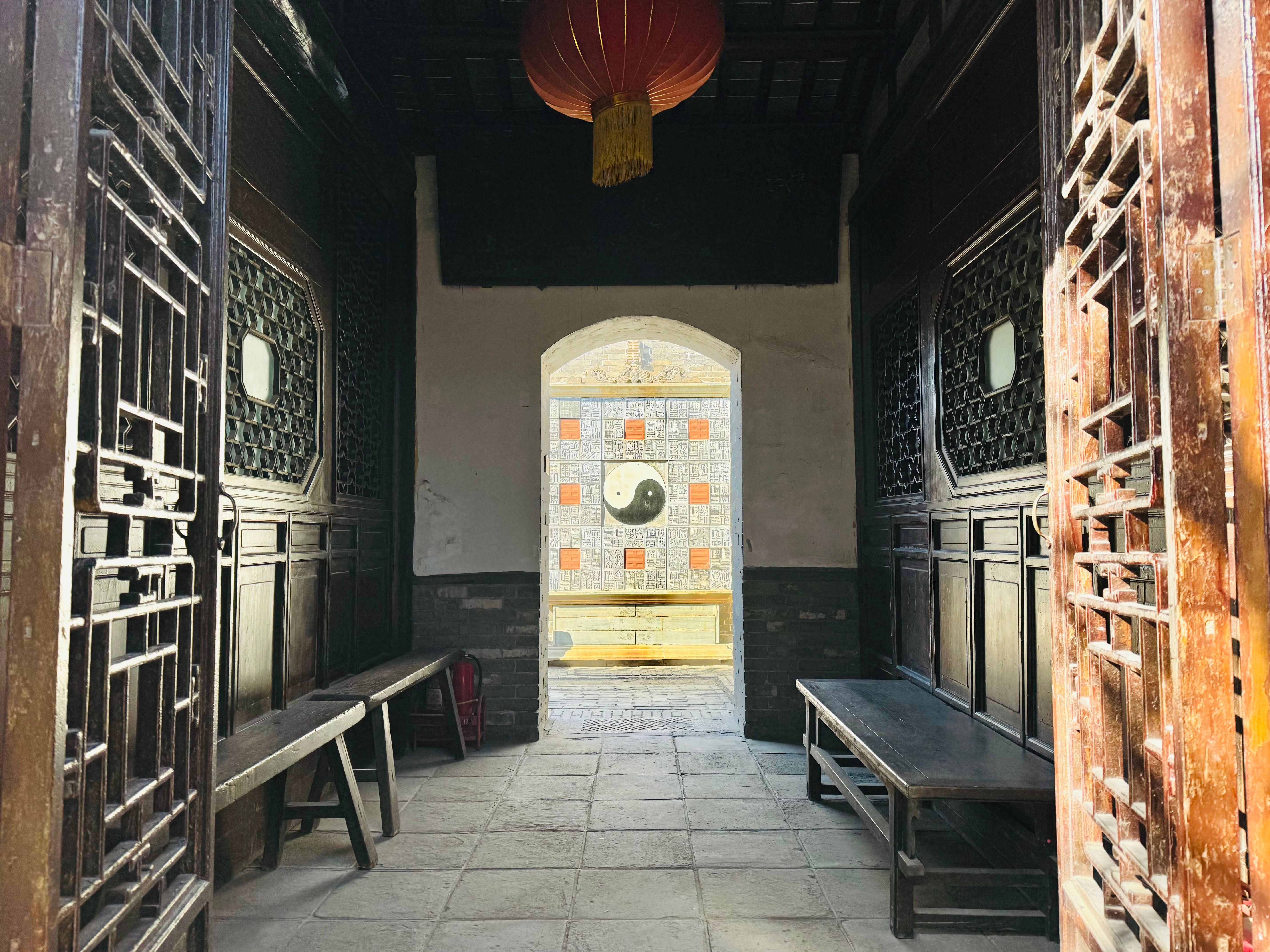 Traditional Chinese Courtyard with Yin Yang Symbol · Free Stock Photo