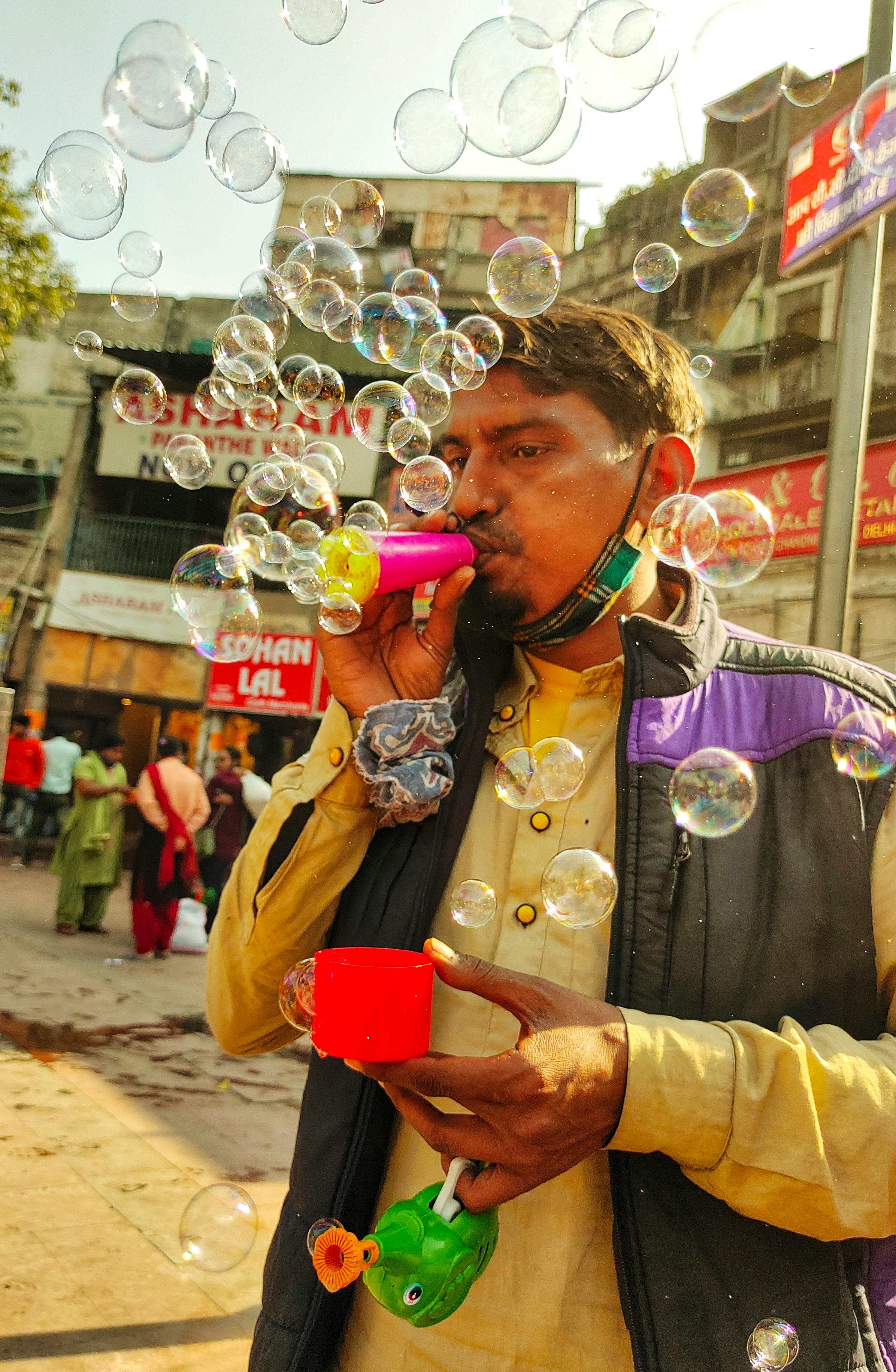 Artista Callejero Soplando Pompas De Jabón En El Mercado · Foto de ...