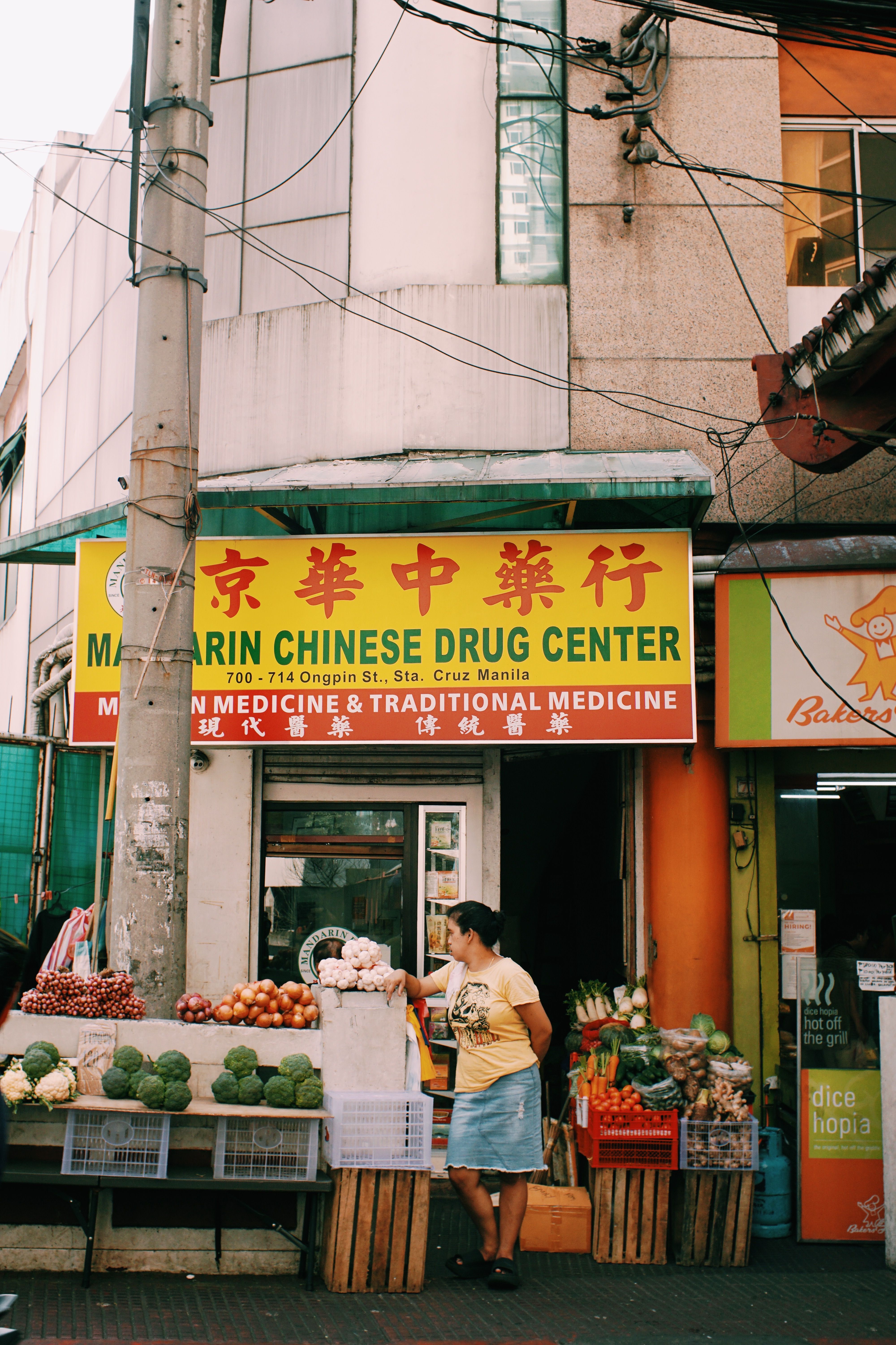 Street Scene at Mandarin Chinese Drug Center in Manila · Free Stock Photo