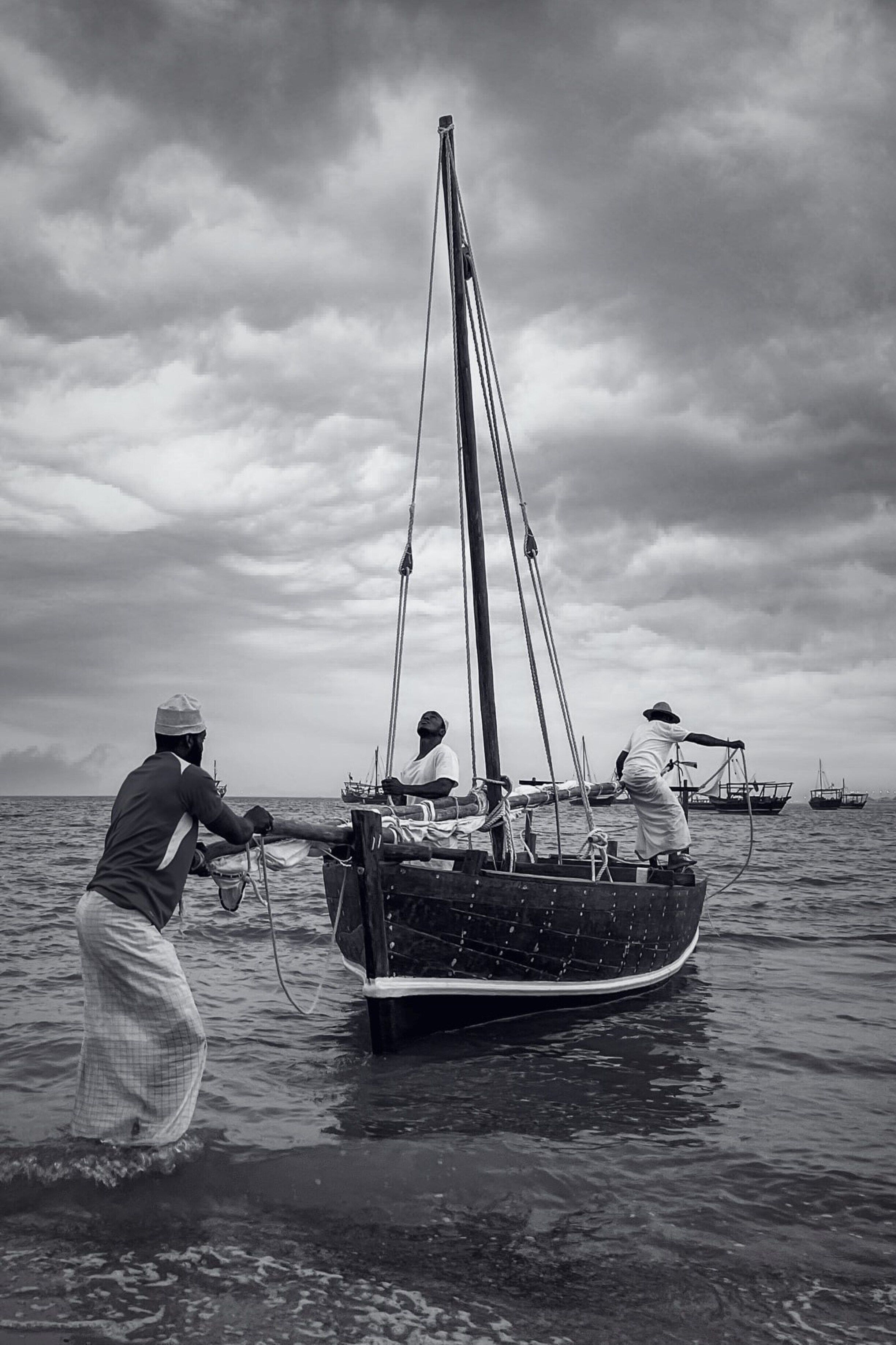 Perahu Tradisional Dhow Dan Nelayan Di Perairan Doha · Foto Stok Gratis
