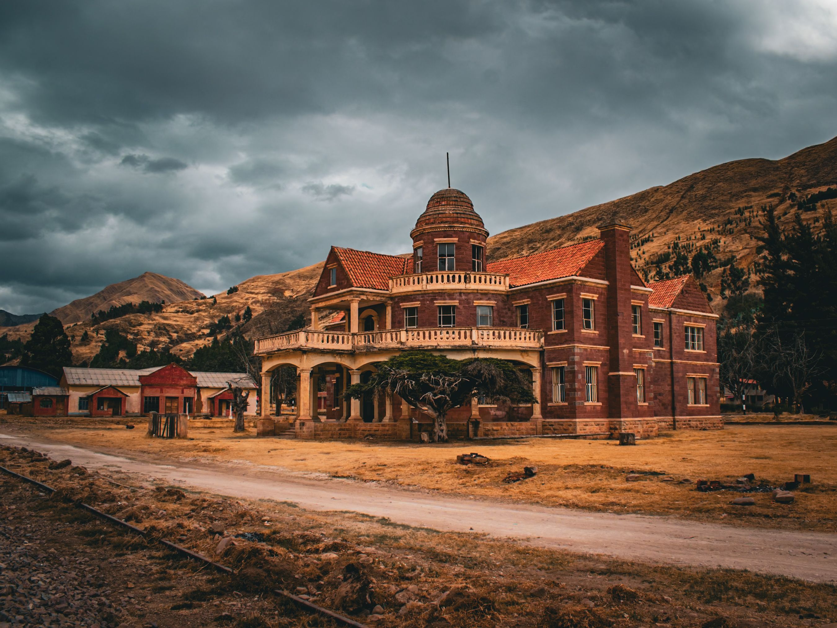 Historic Mansion in Scenic Cusco Landscape · Free Stock Photo