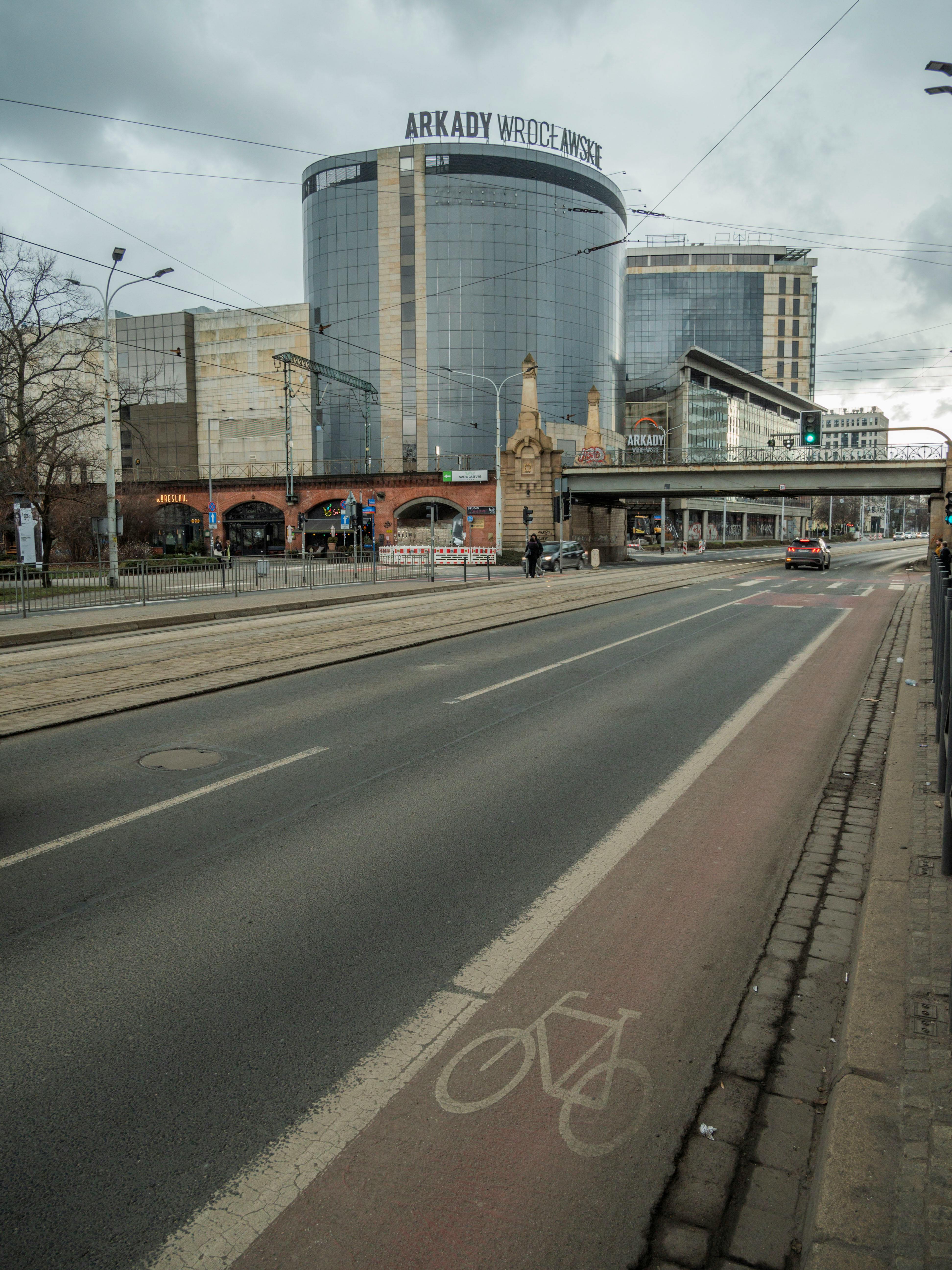 Paisaje Urbano Moderno Con Arkady Wrocławskie · Foto de stock gratuita