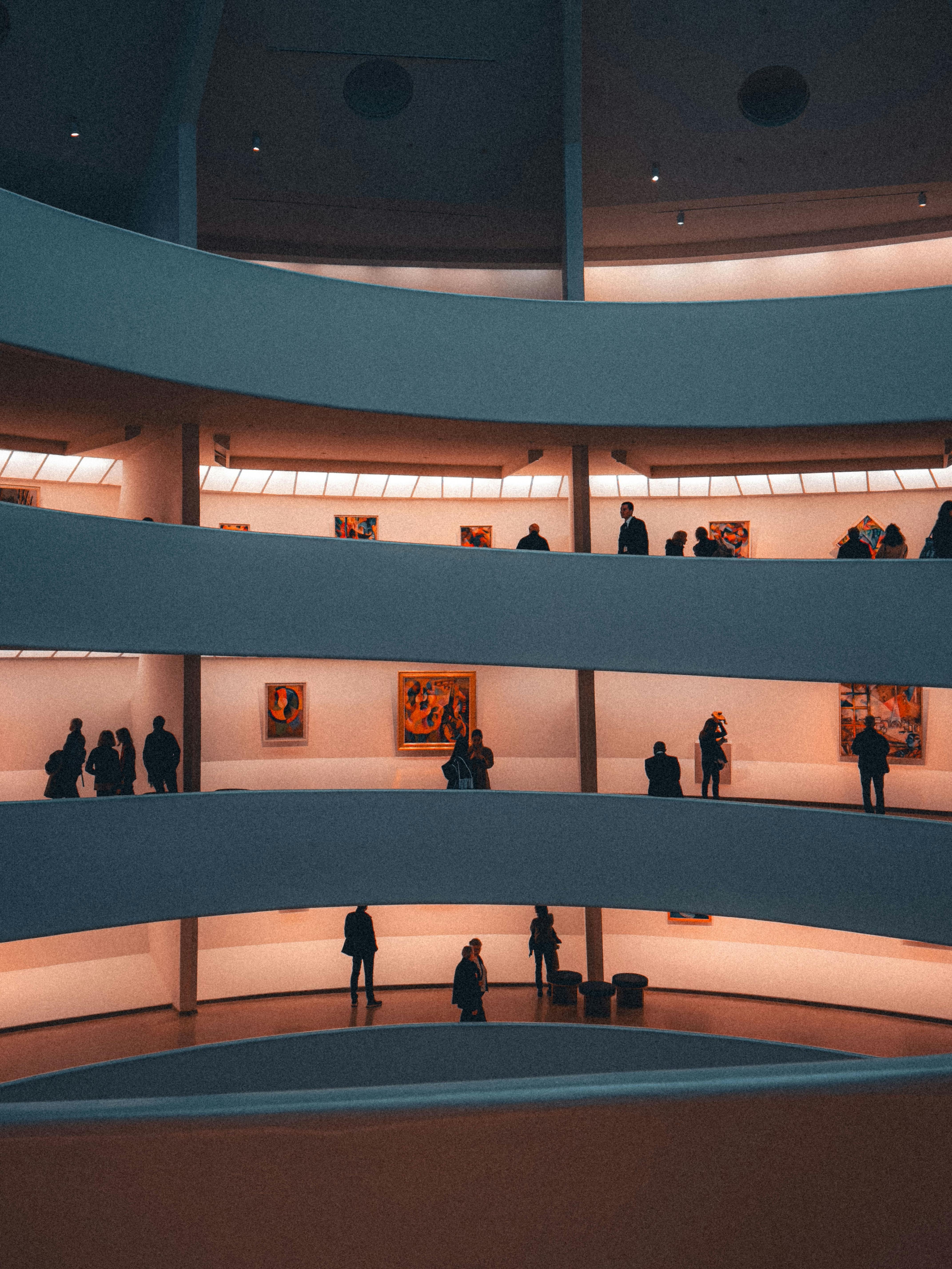 Pemandangan Bagian Dalam Museum Guggenheim Yang Ikonik · Foto Stok Gratis
