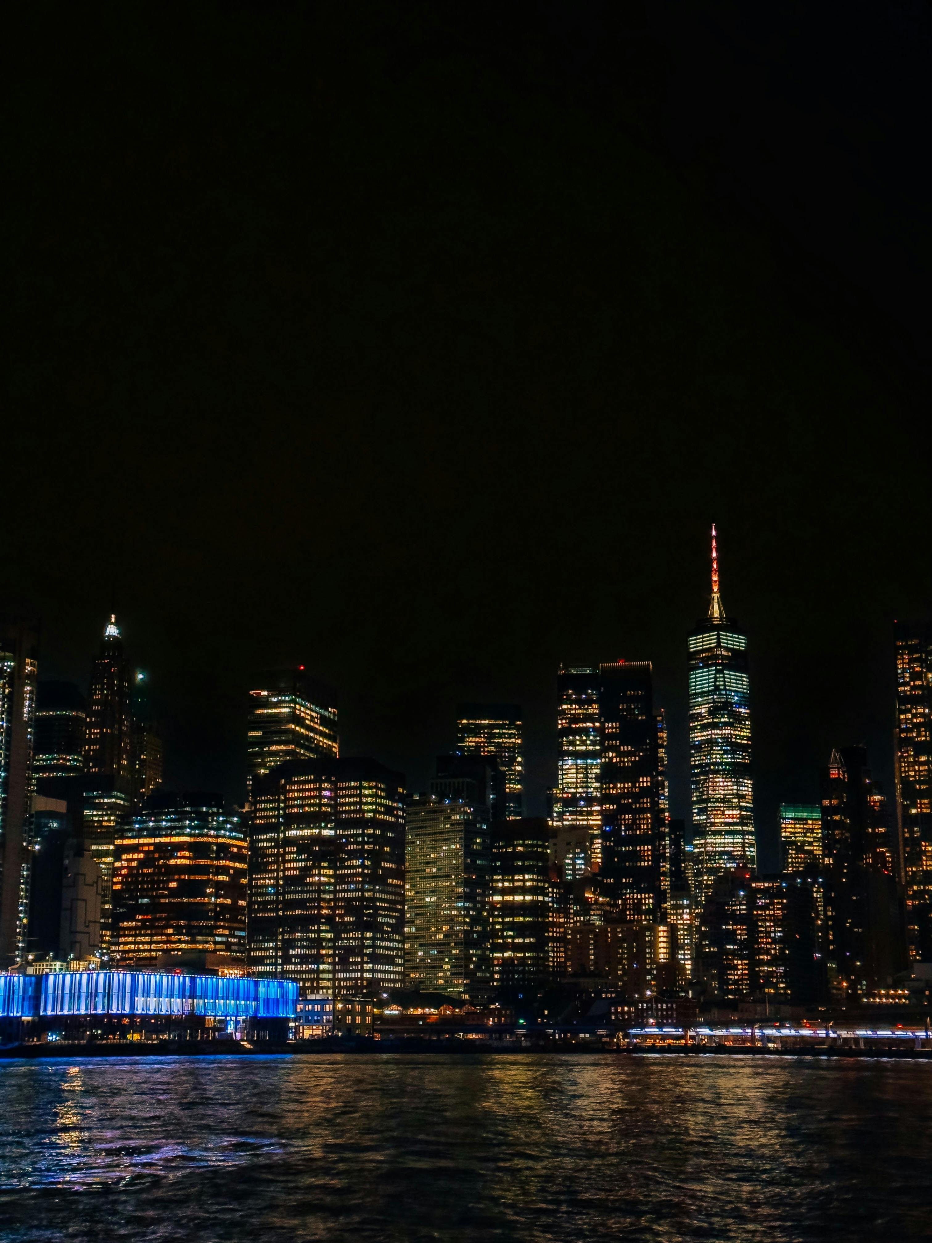 Pemandangan Malam Yang Suram Di Jalanan Pusat Kota Seattle · Foto Stok ...