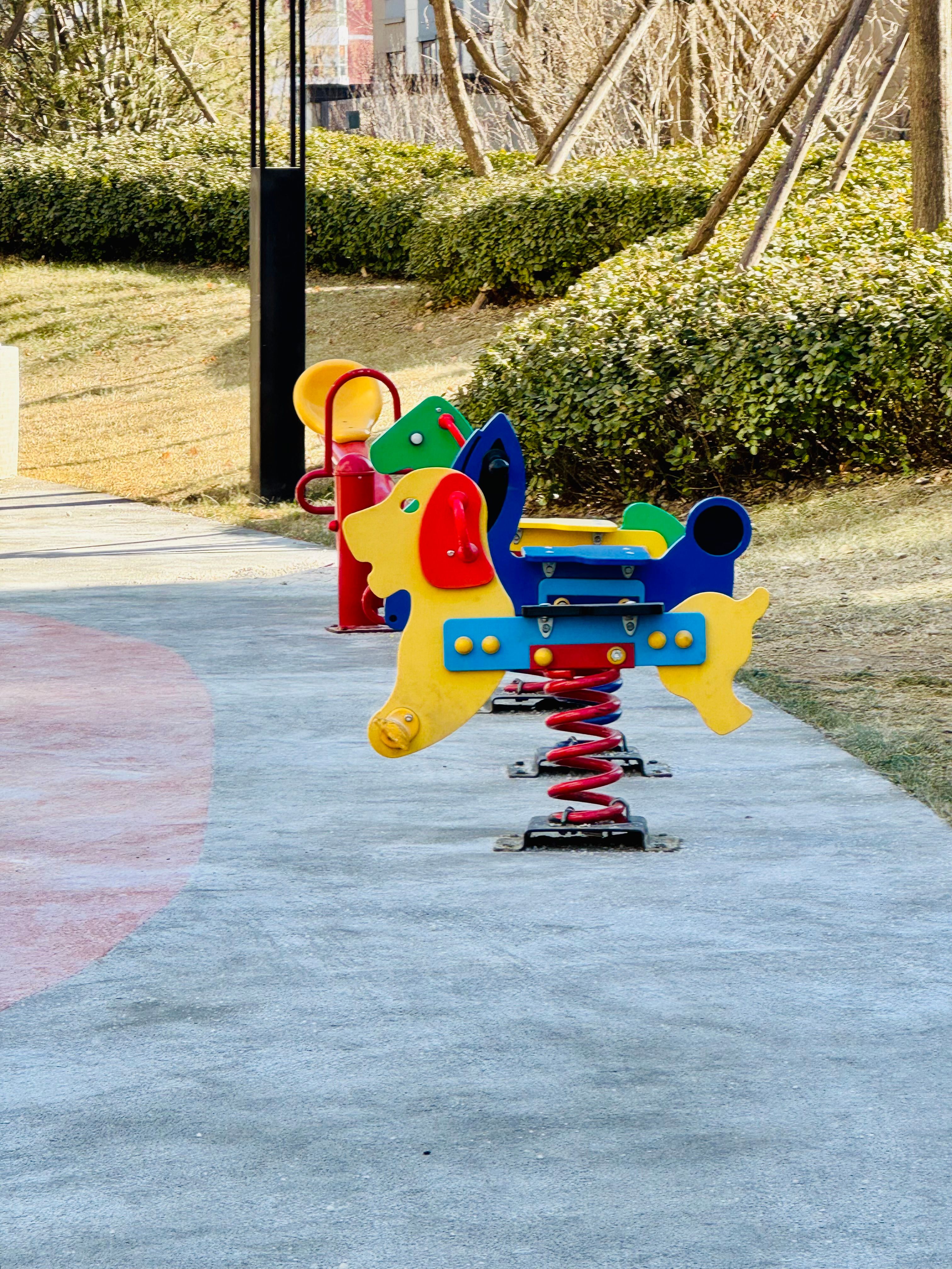 Paseo En Un Colorido Parque Infantil En Sunny Park · Foto de stock gratuita