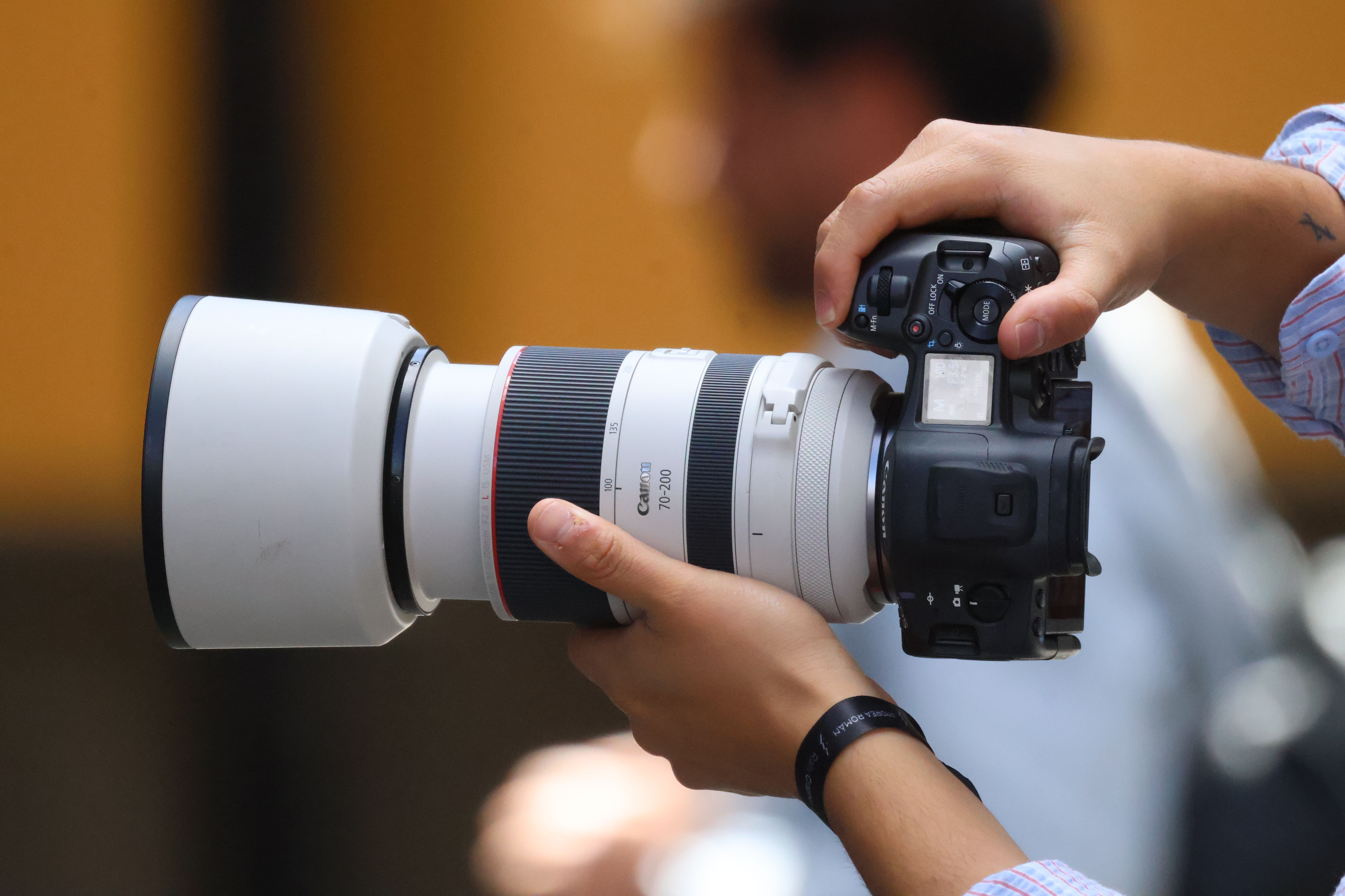 Close-up of a Professional Camera with Telephoto Lens · Free Stock Photo