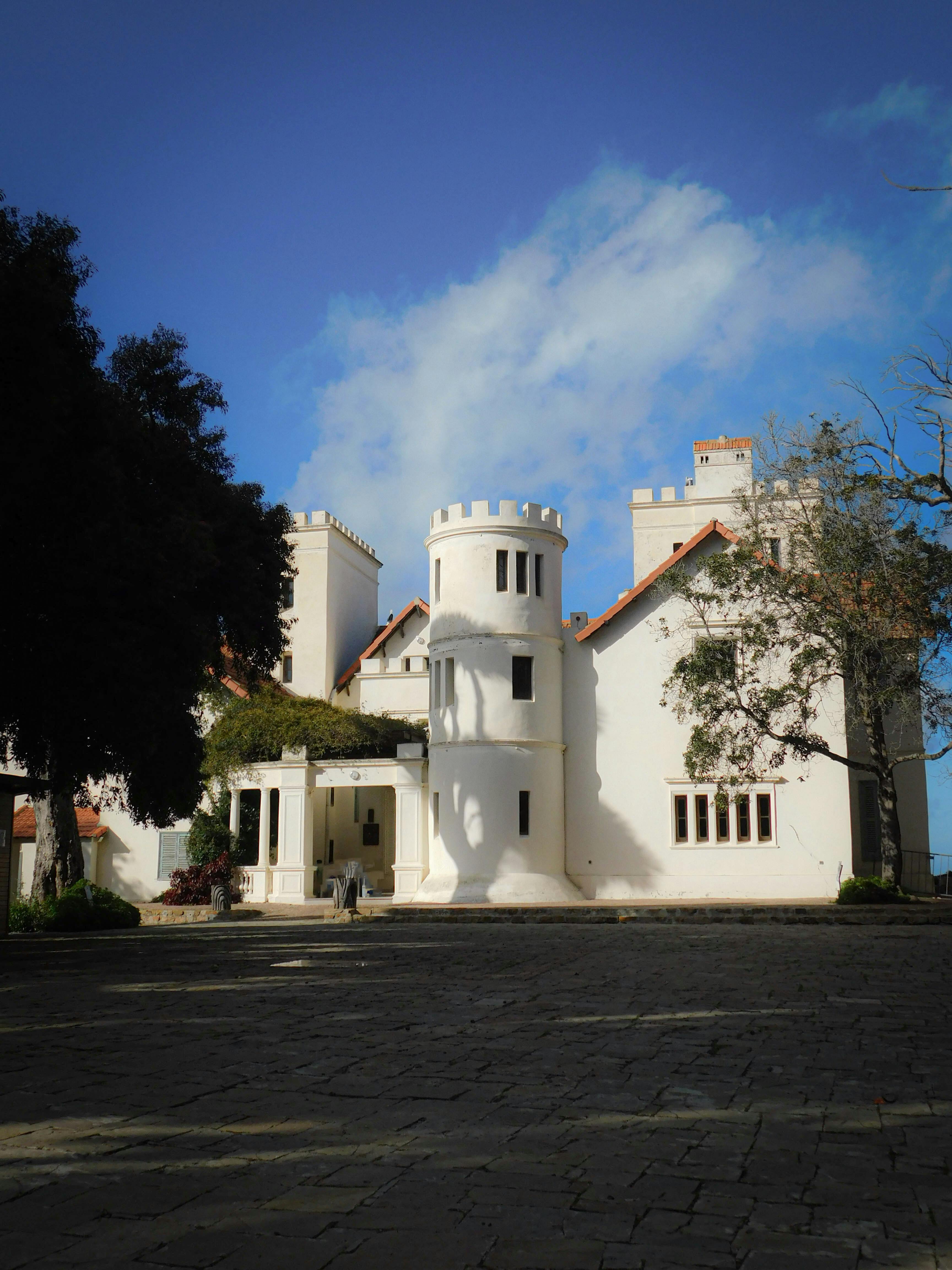 Castillo Blanco Histórico Con Torre Bajo La Luz Del Sol · Foto de stock ...