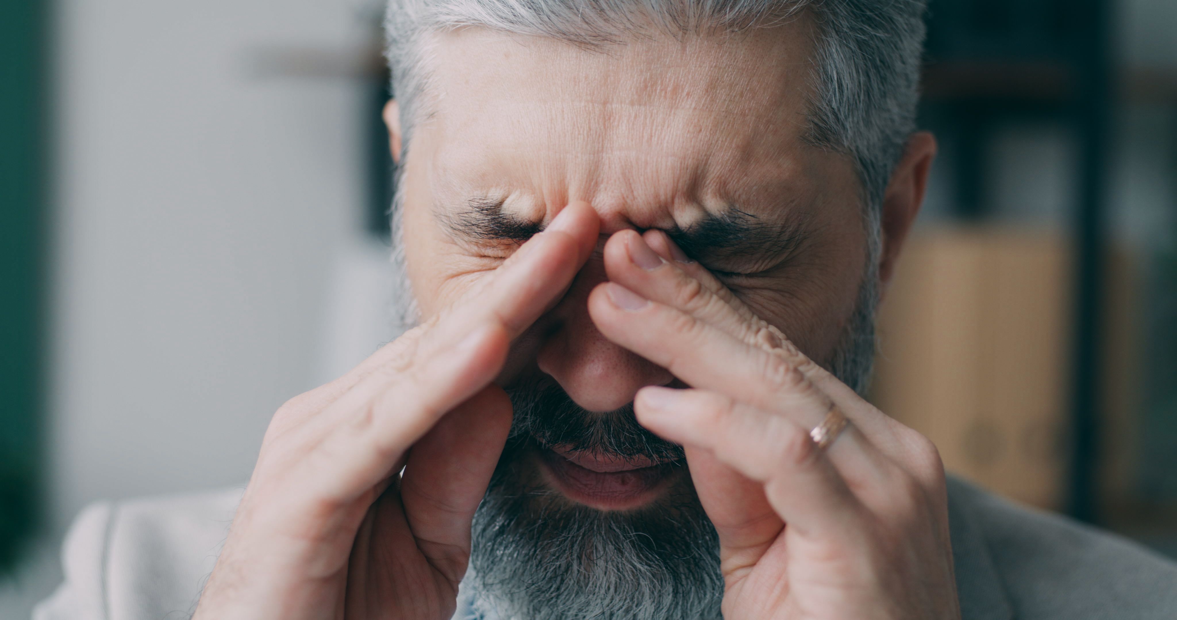 Hombre Mayor Estresado Frotándose Los Ojos En El Interior · Foto de ...