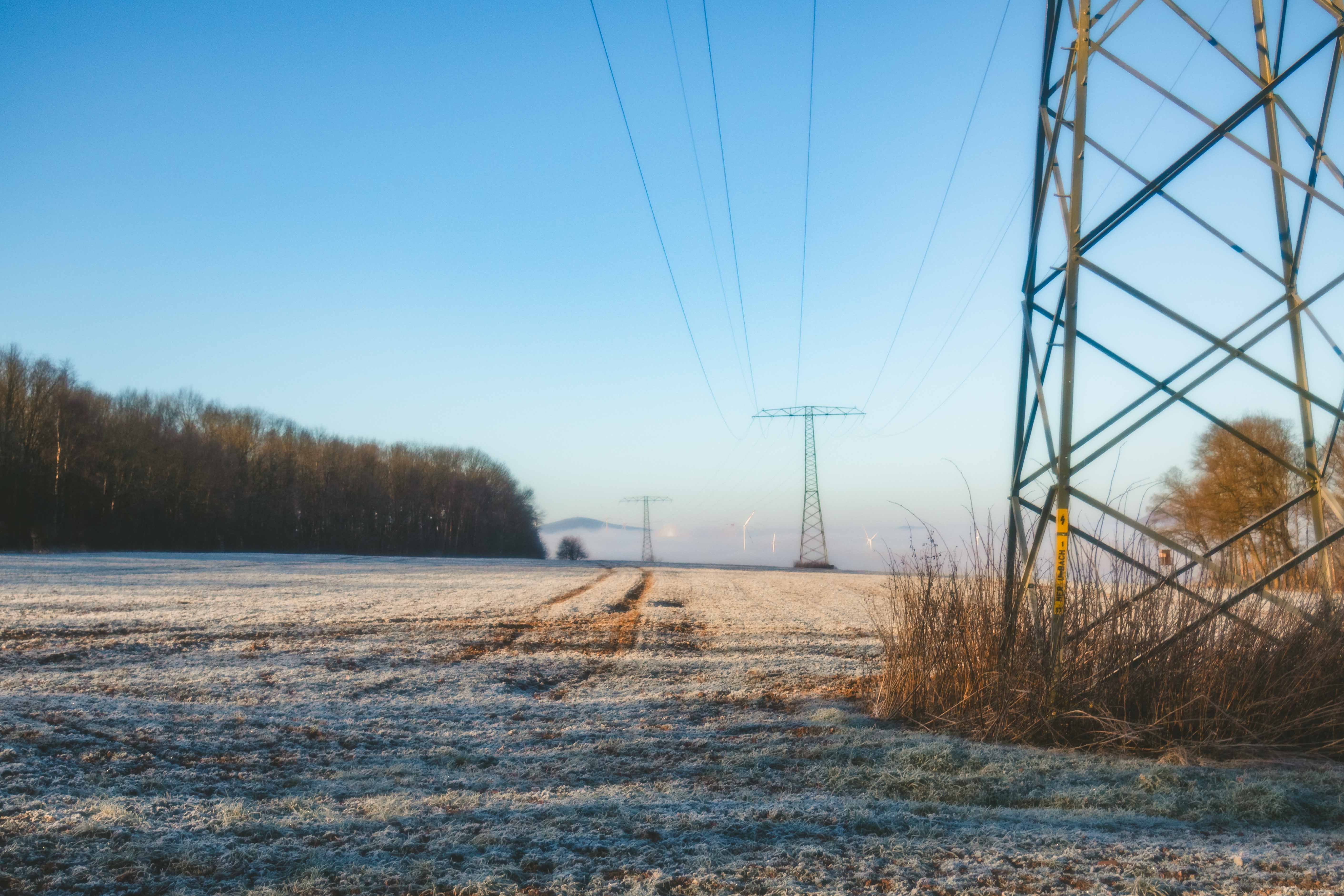 Paisaje Invernal Helado Con Líneas Eléctricas · Foto de stock gratuita