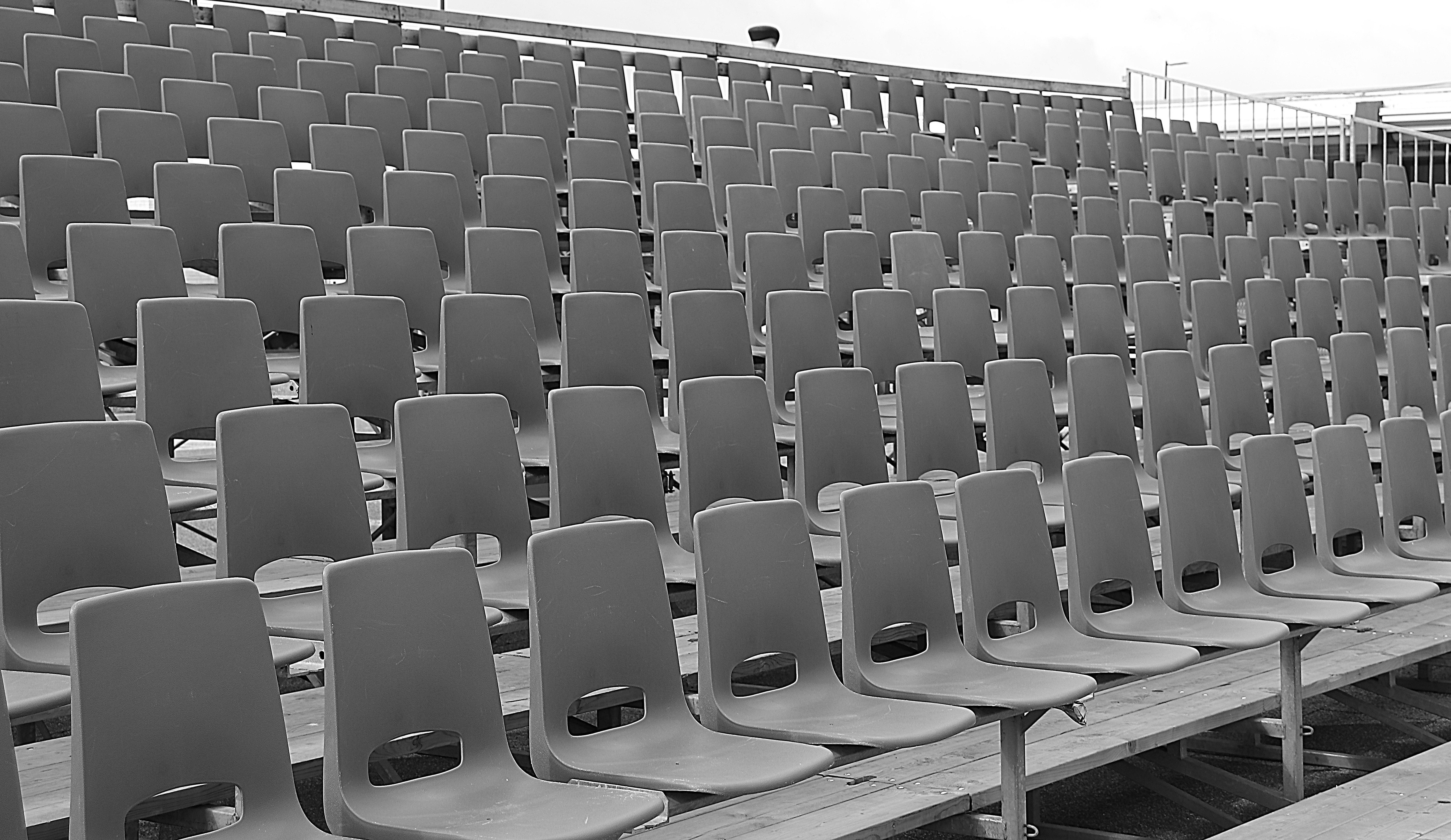 Gradas Monocromáticas De Un Estadio Con Asientos Vacíos · Foto de stock ...