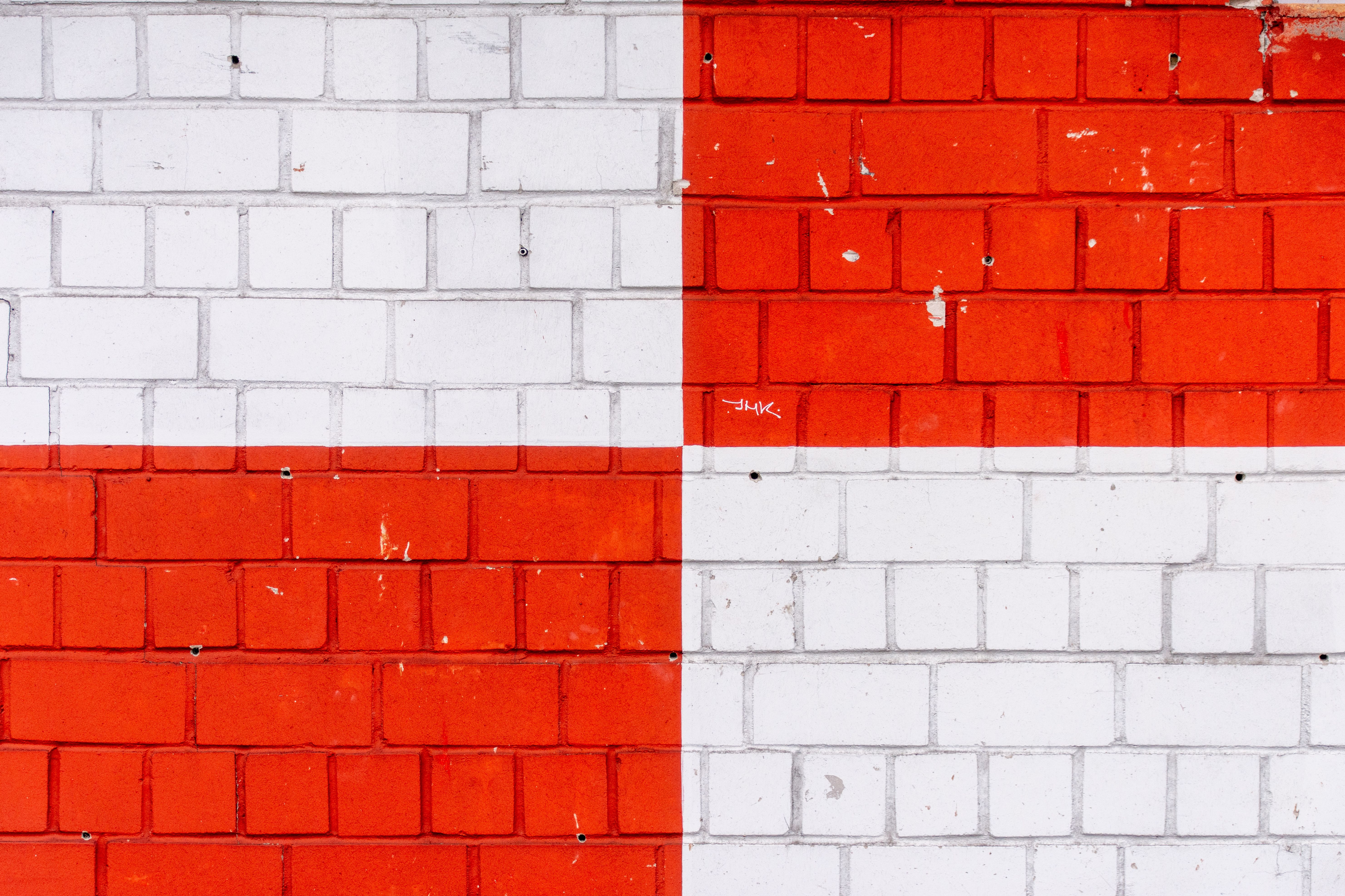 Pared De Ladrillos Moderna Con Diseño Pintado En Rojo Y Blanco · Foto ...